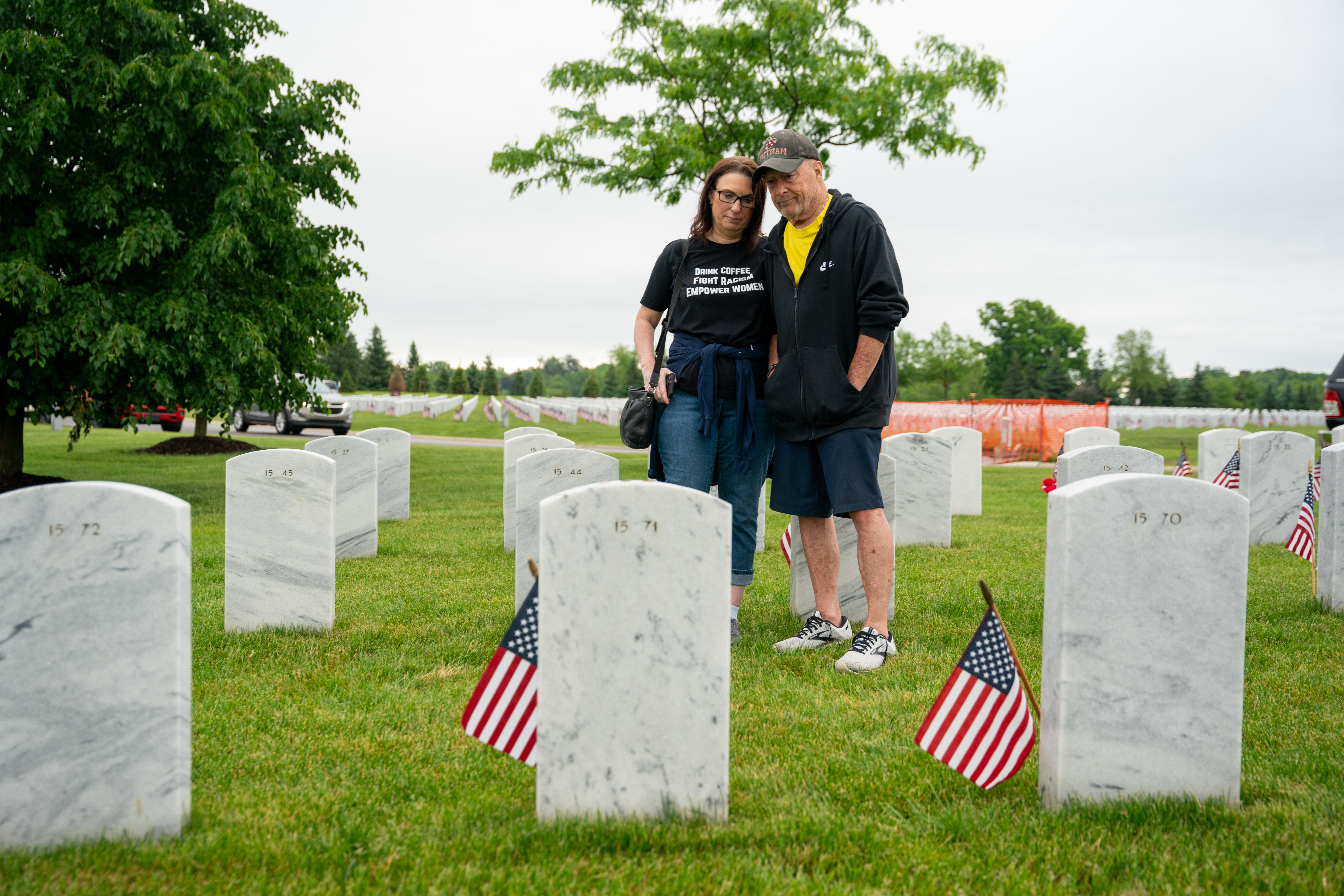 People honors their beloved veterans at Great Lakes National Cemetery ...