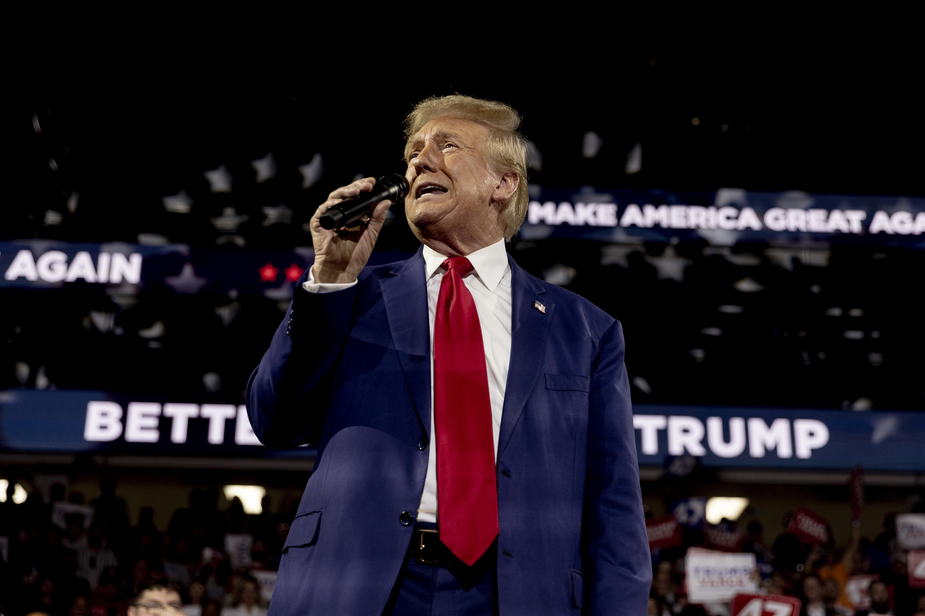 Former President Donald J. Trump draws thousands for town hall in Flint ...