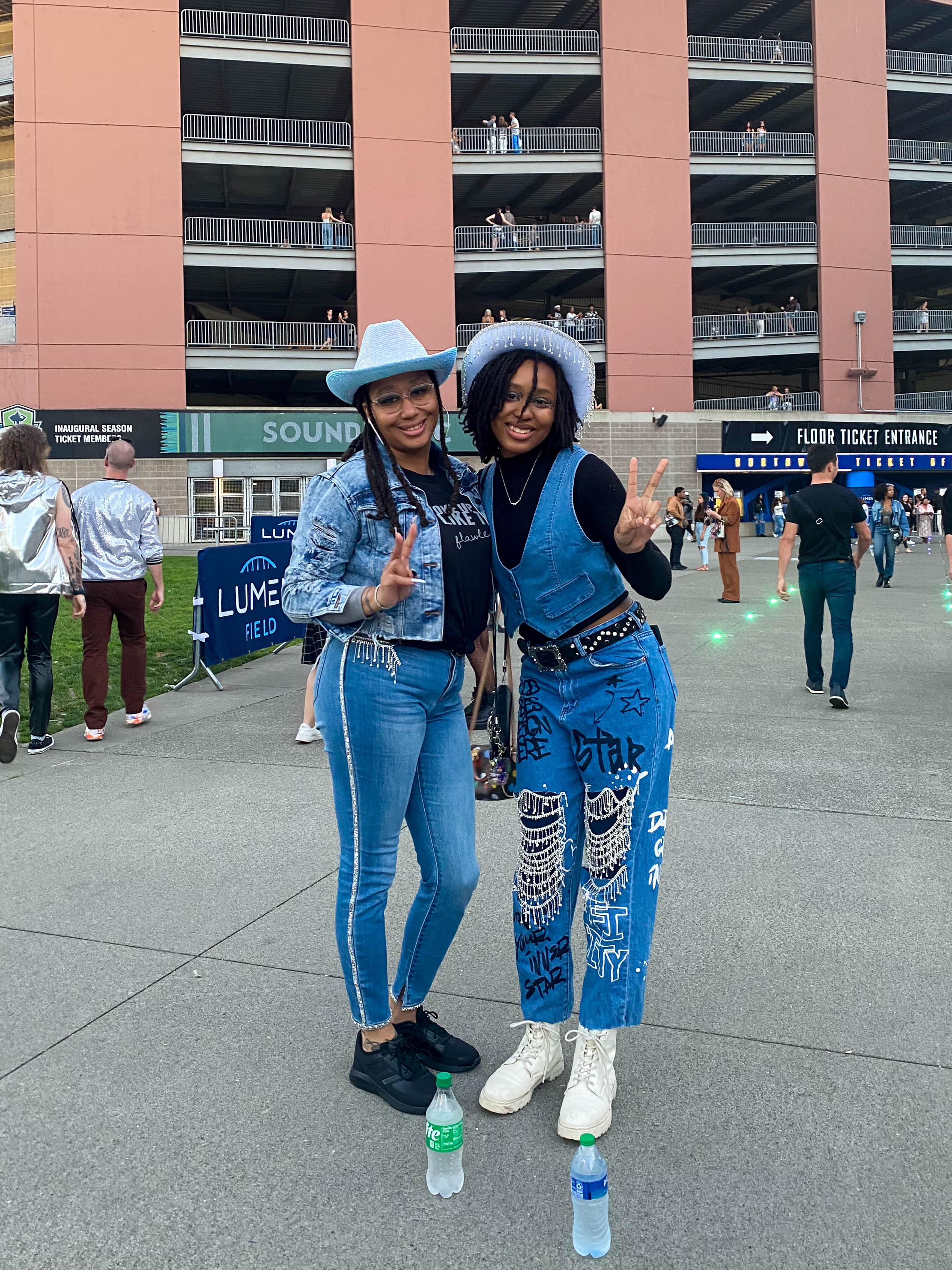 Beyoncé fans strut in silver, rhinestones and cowboy hats at Seattle ...