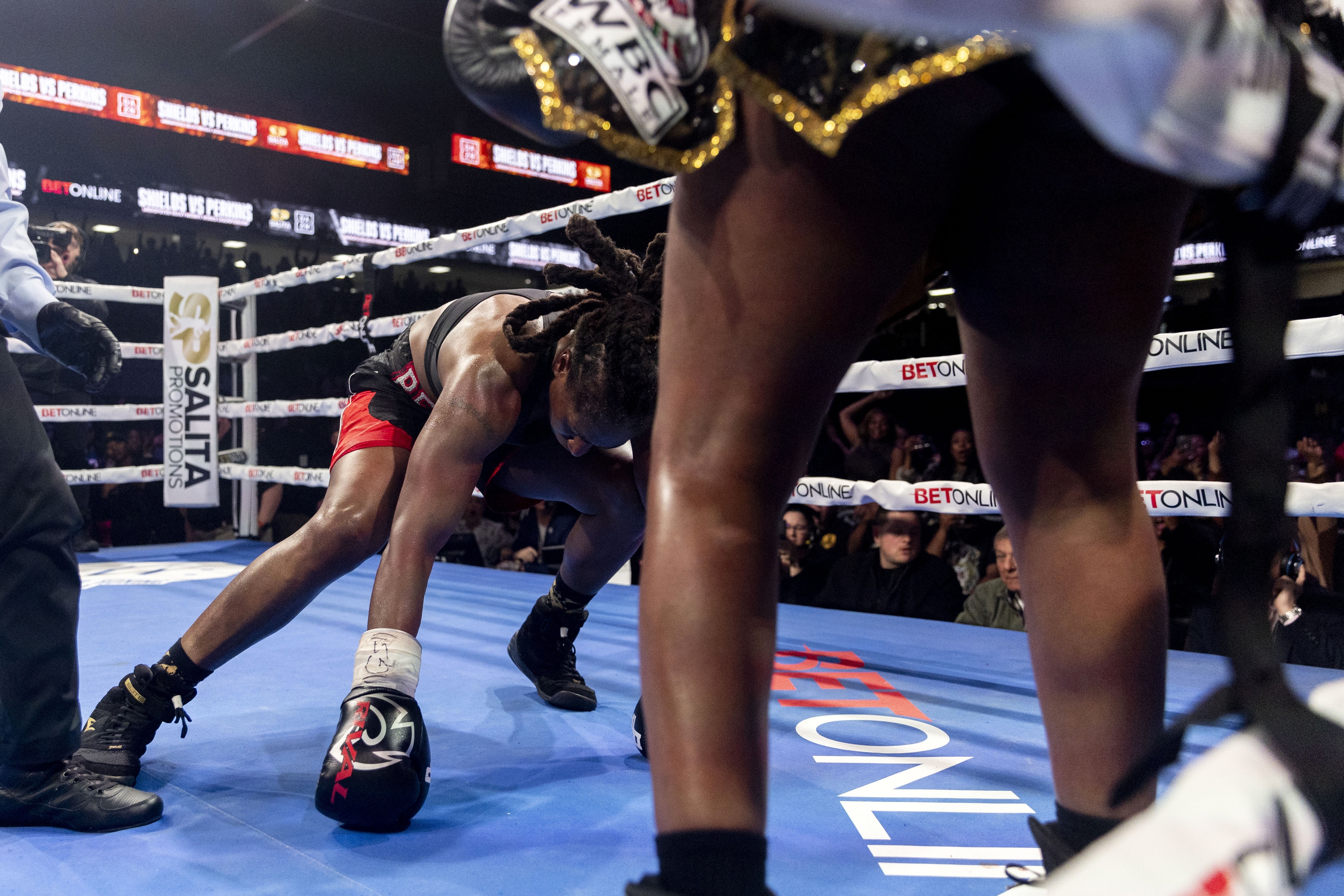 Claressa Shields drops Perkins, becomes undisputed heavyweight champ ...