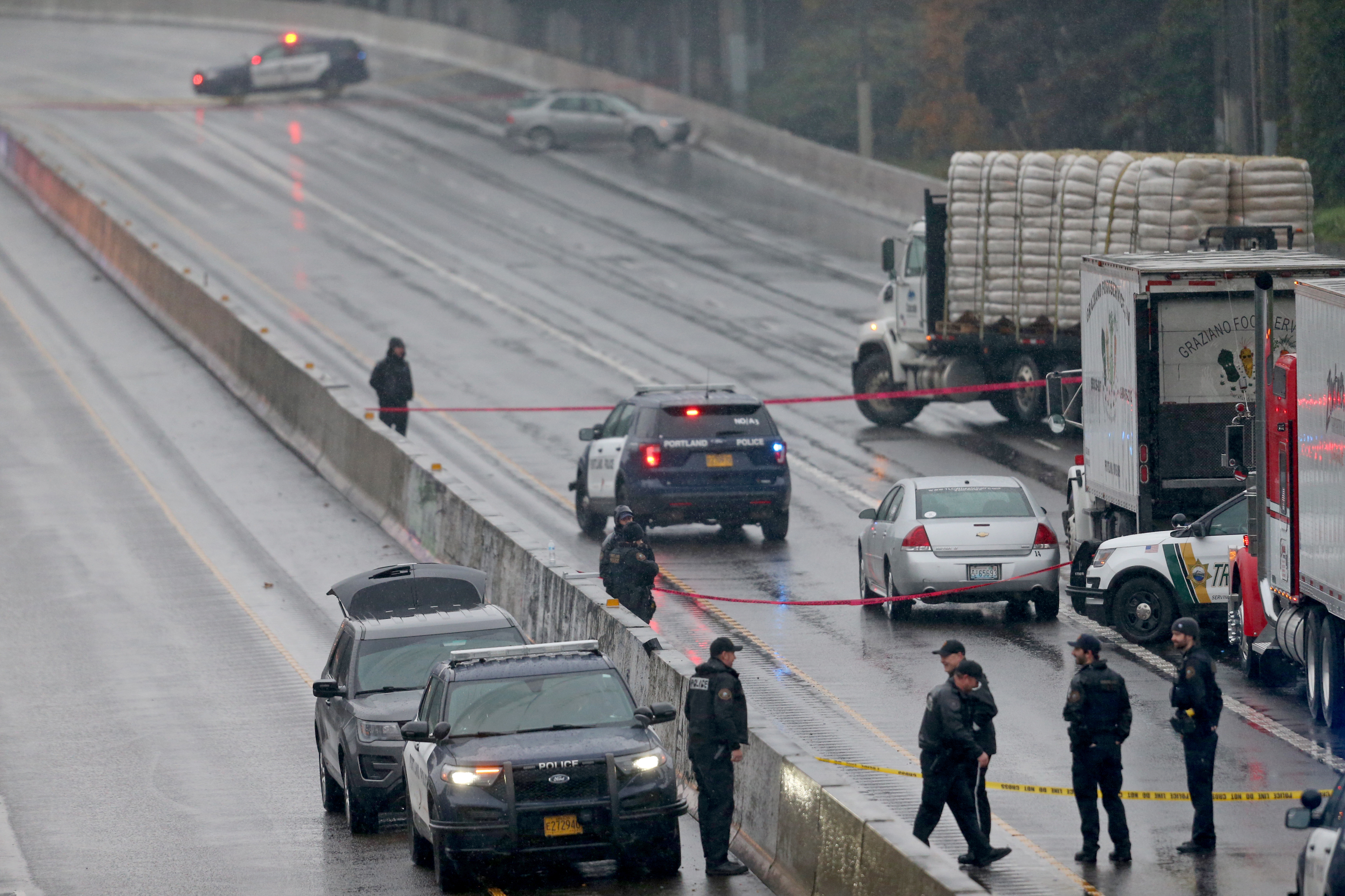 I-5 closed in N. Portland amid large police response (WARNING: Graphic ...