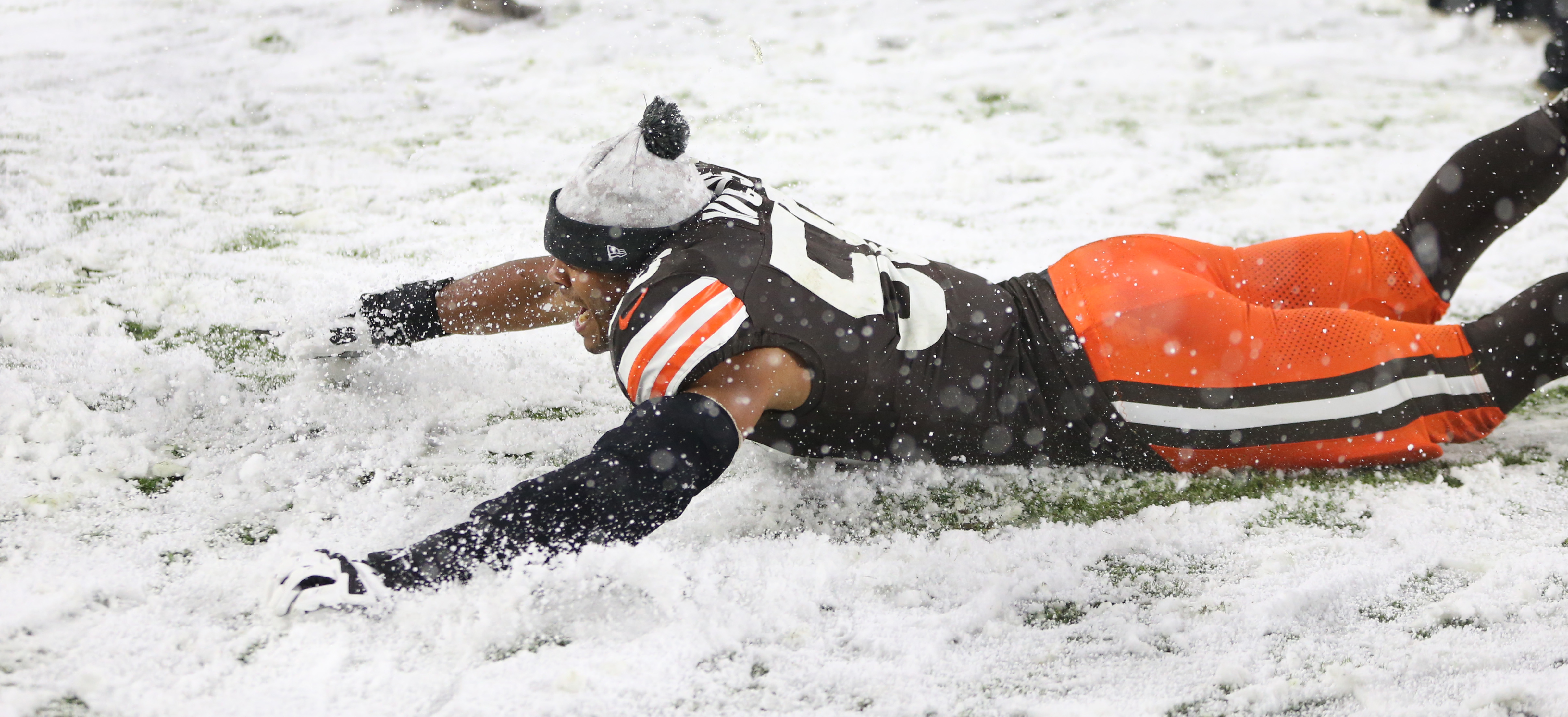 Blizzard conditions for the Browns and Steelers in a Thursday Night ...