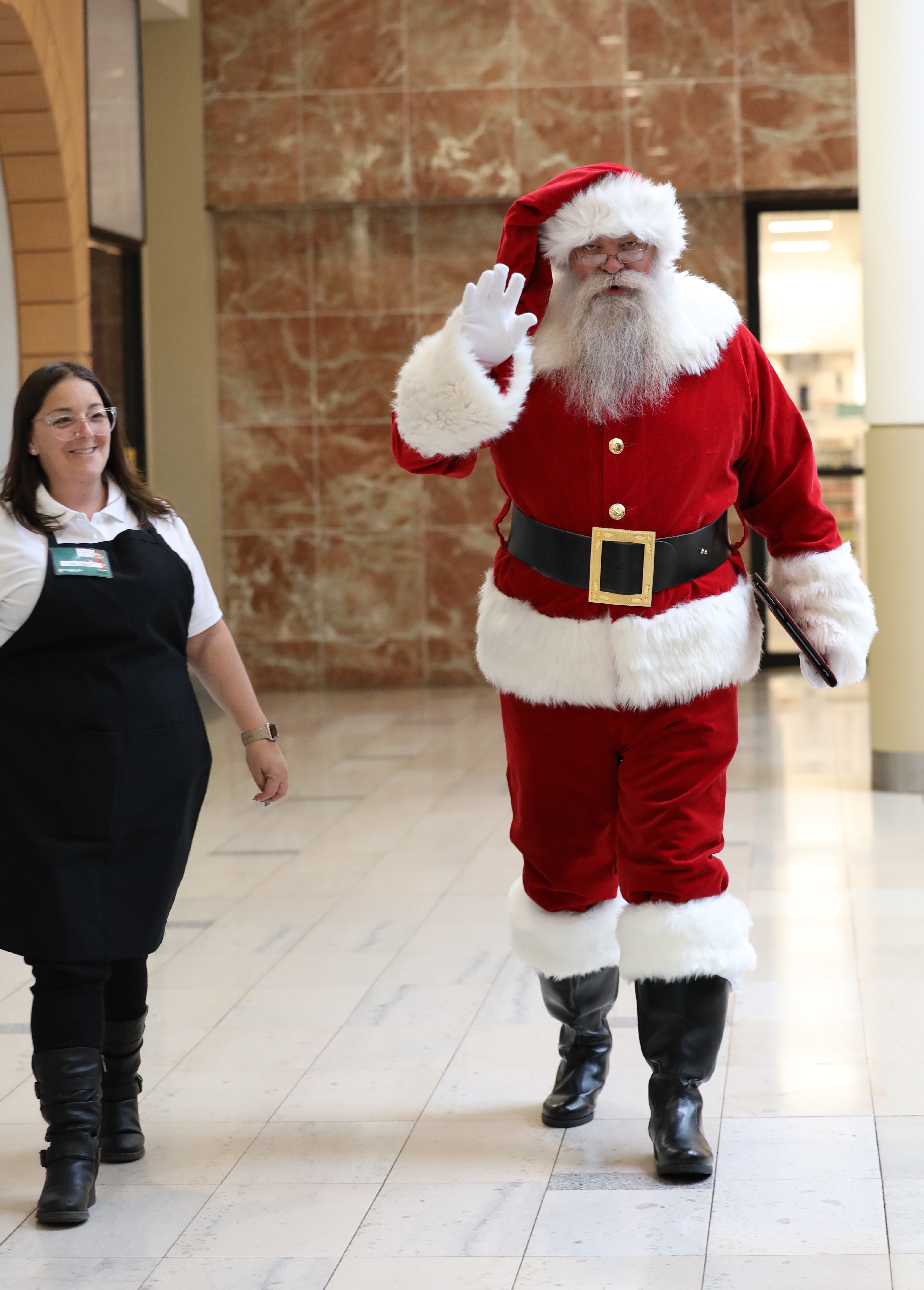 Santa arrives at the Staten Island Mall - silive.com