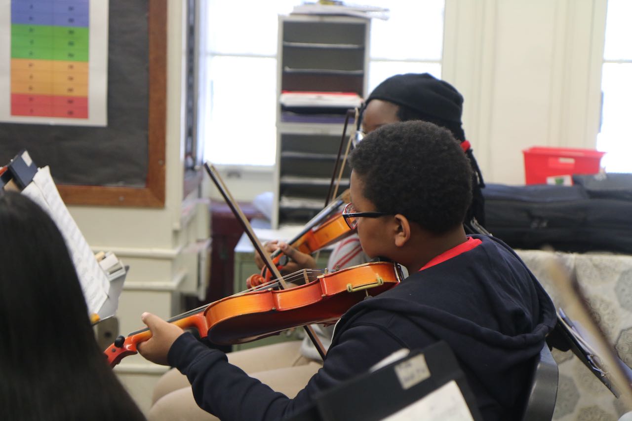 Staten Island music educator brings joy of strings instruments to ...