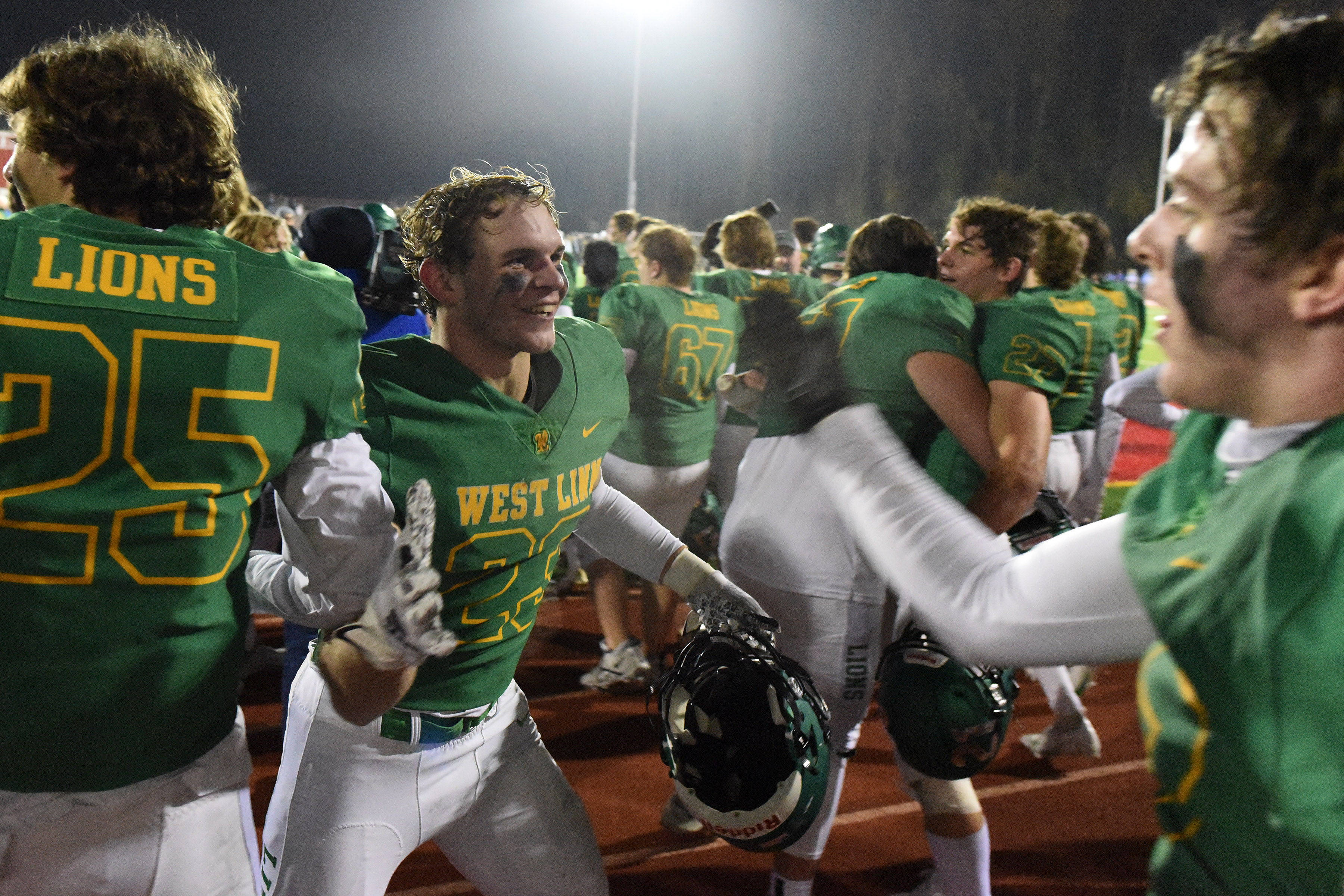Lakeridge vs. West Linn in Oregon Class 6A football quarterfinals ...
