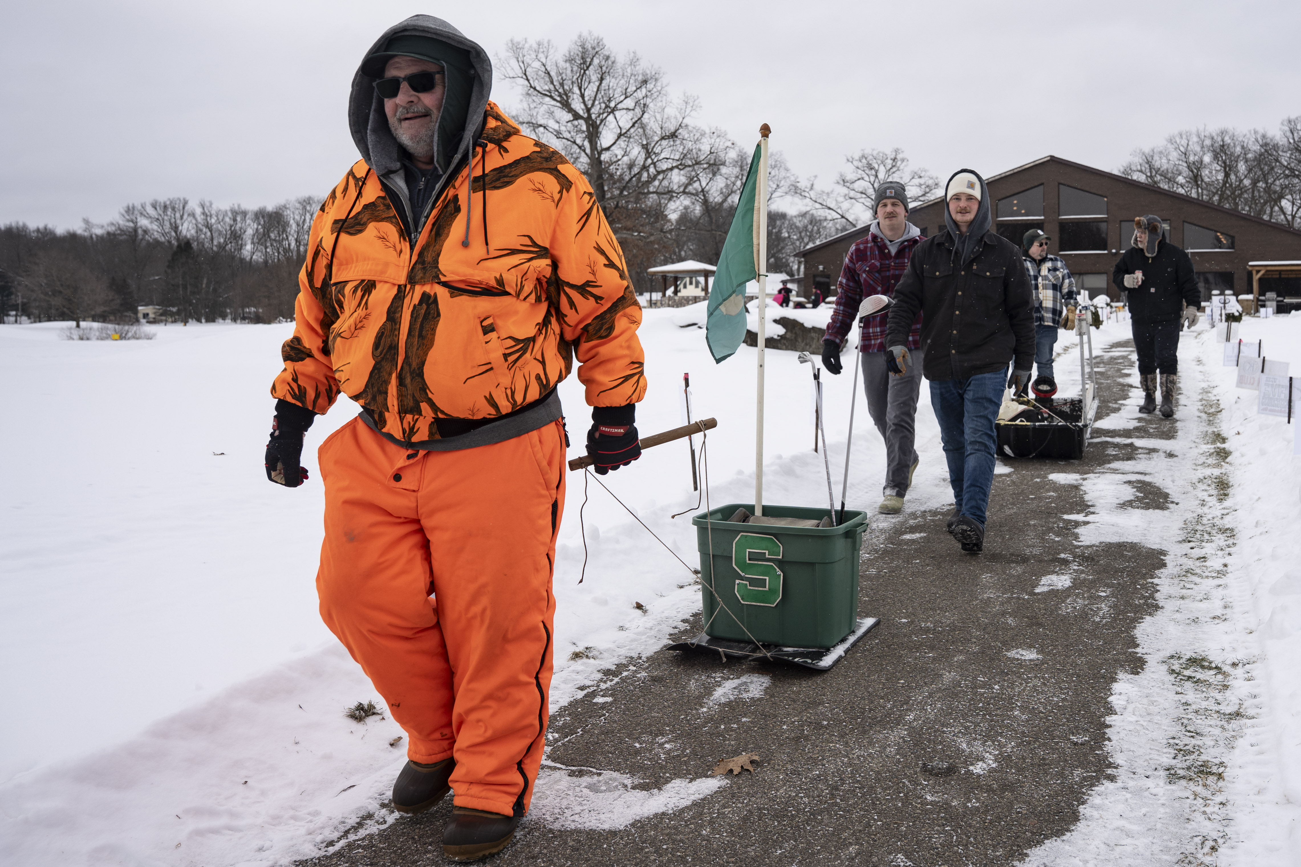 Golfers play through the snow at the annual Kiwanis Chili Golf Classic ...