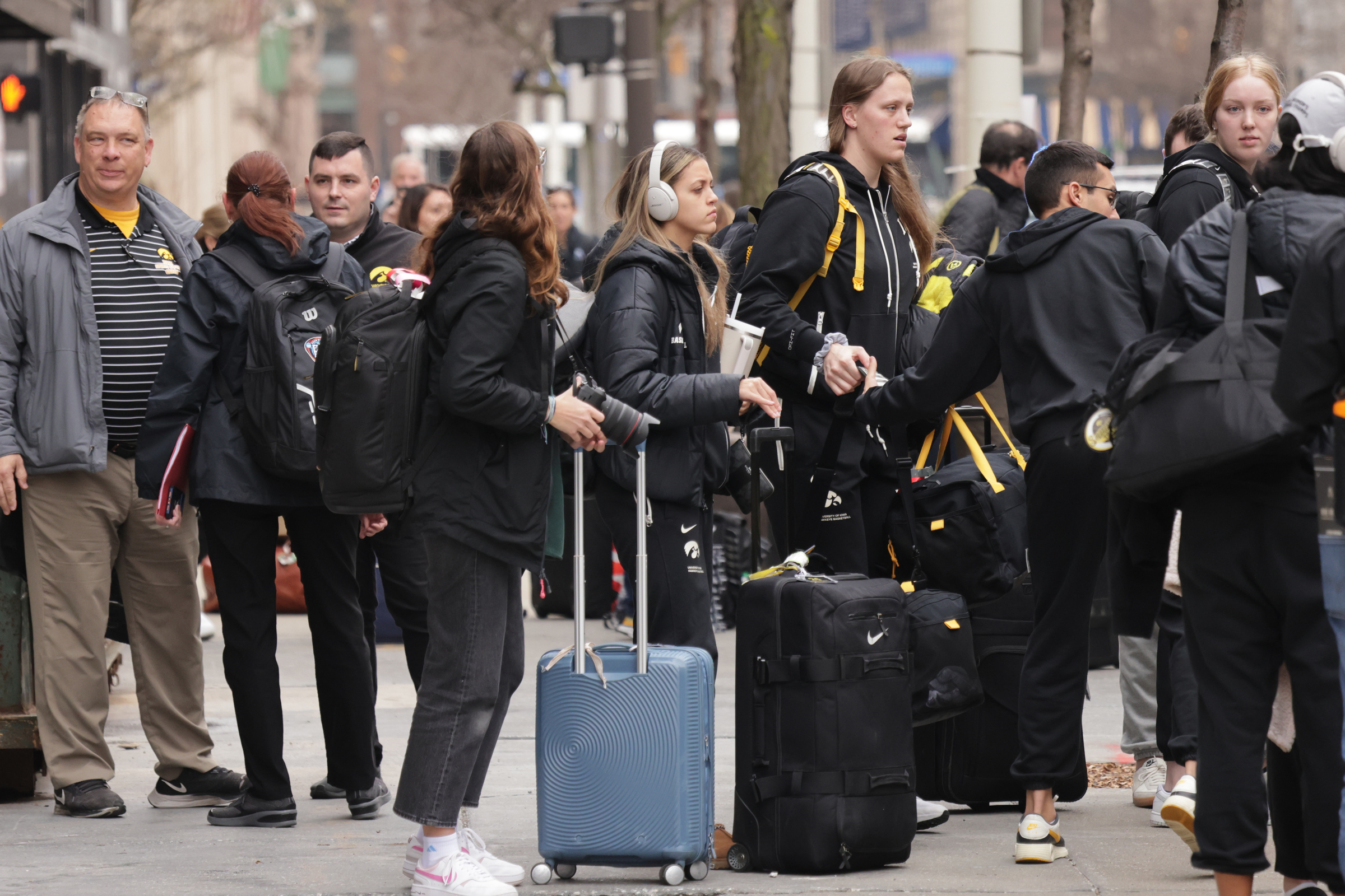 Iowa Hawkeyes women's team arrives in Cleveland - cleveland.com