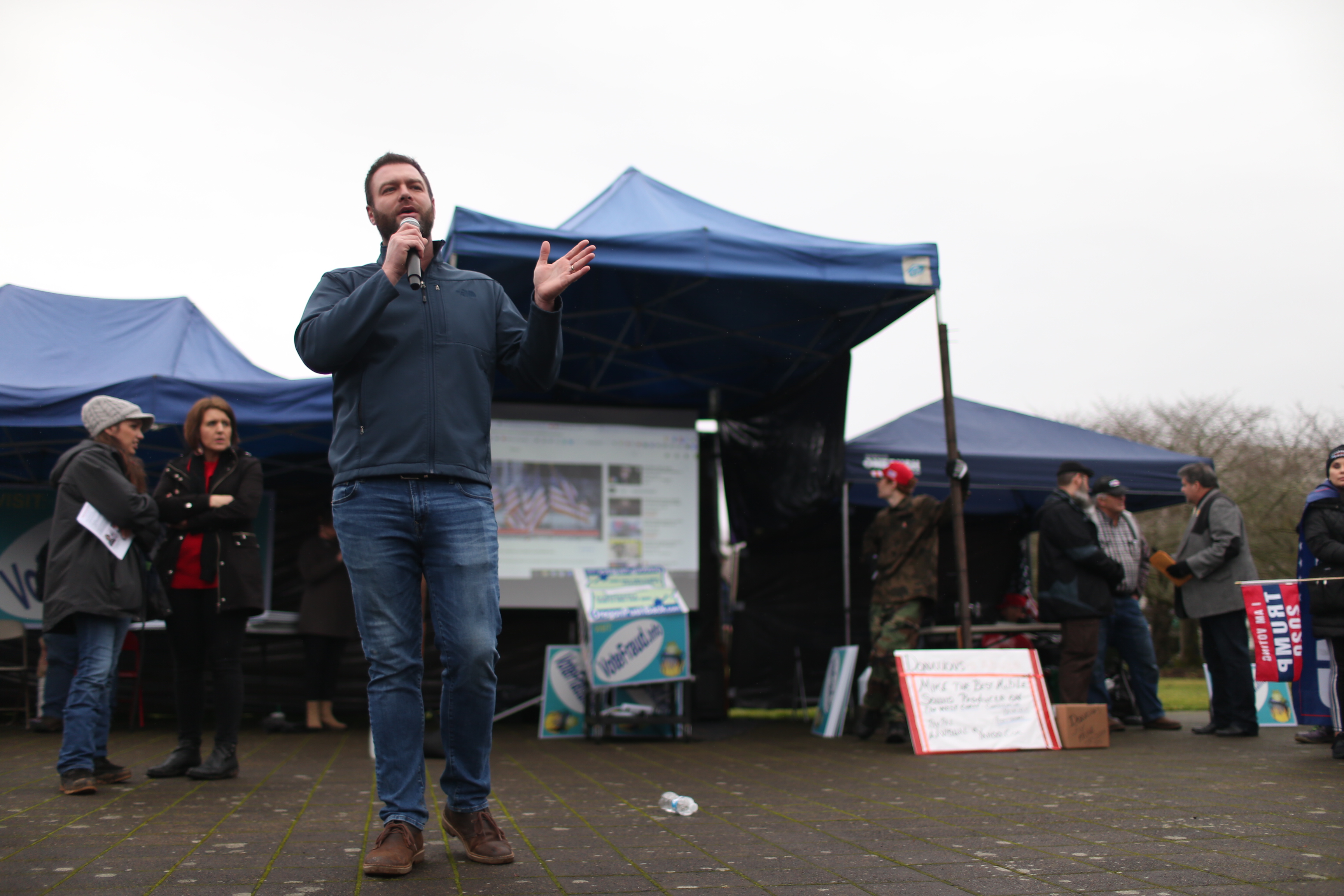 Protesters gather at Oregon Capitol building as Pro-Trump mob storms U ...