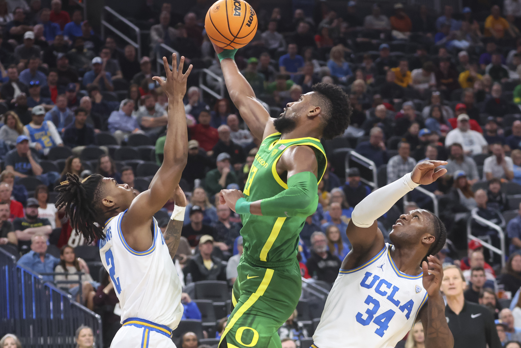 Oregon Ducks vs. UCLA at Pac-12 men's basketball tournament ...
