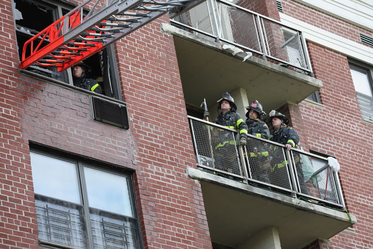 FDNY responds to fire at apartment building on Staten Island - silive.com