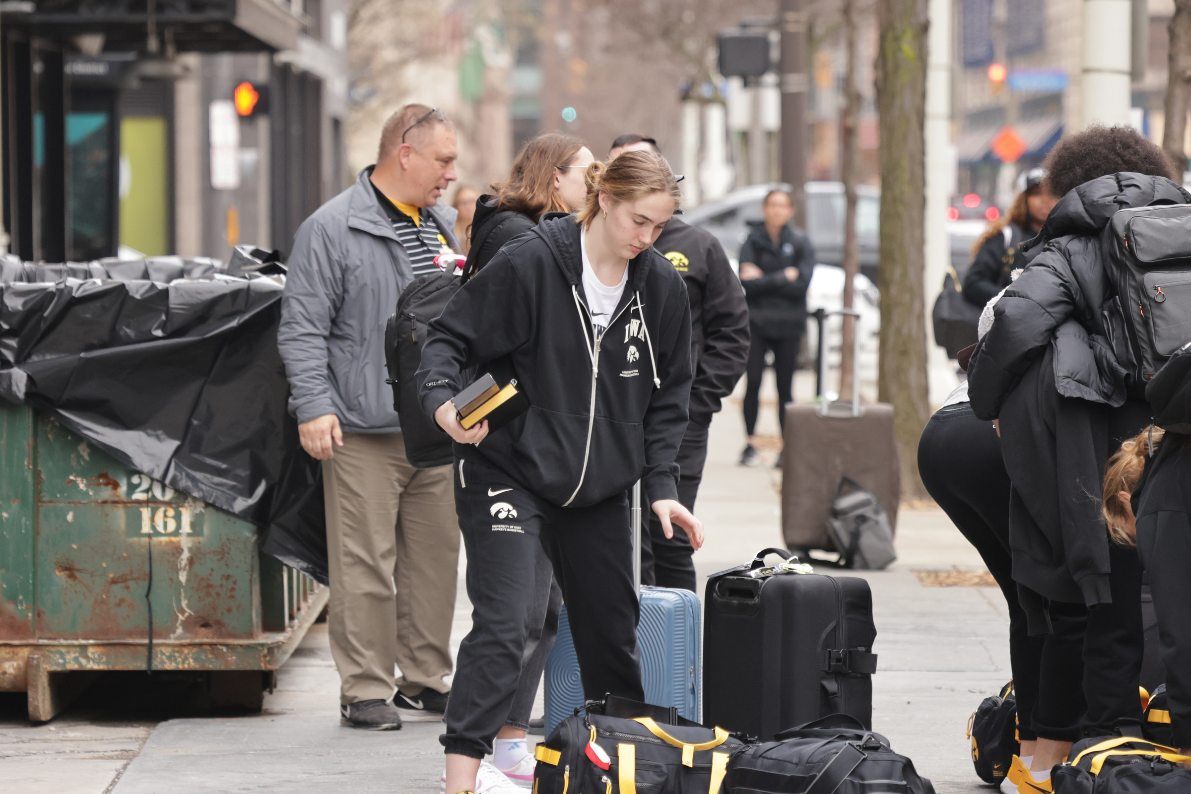 Iowa Hawkeyes women's team arrives in Cleveland - cleveland.com