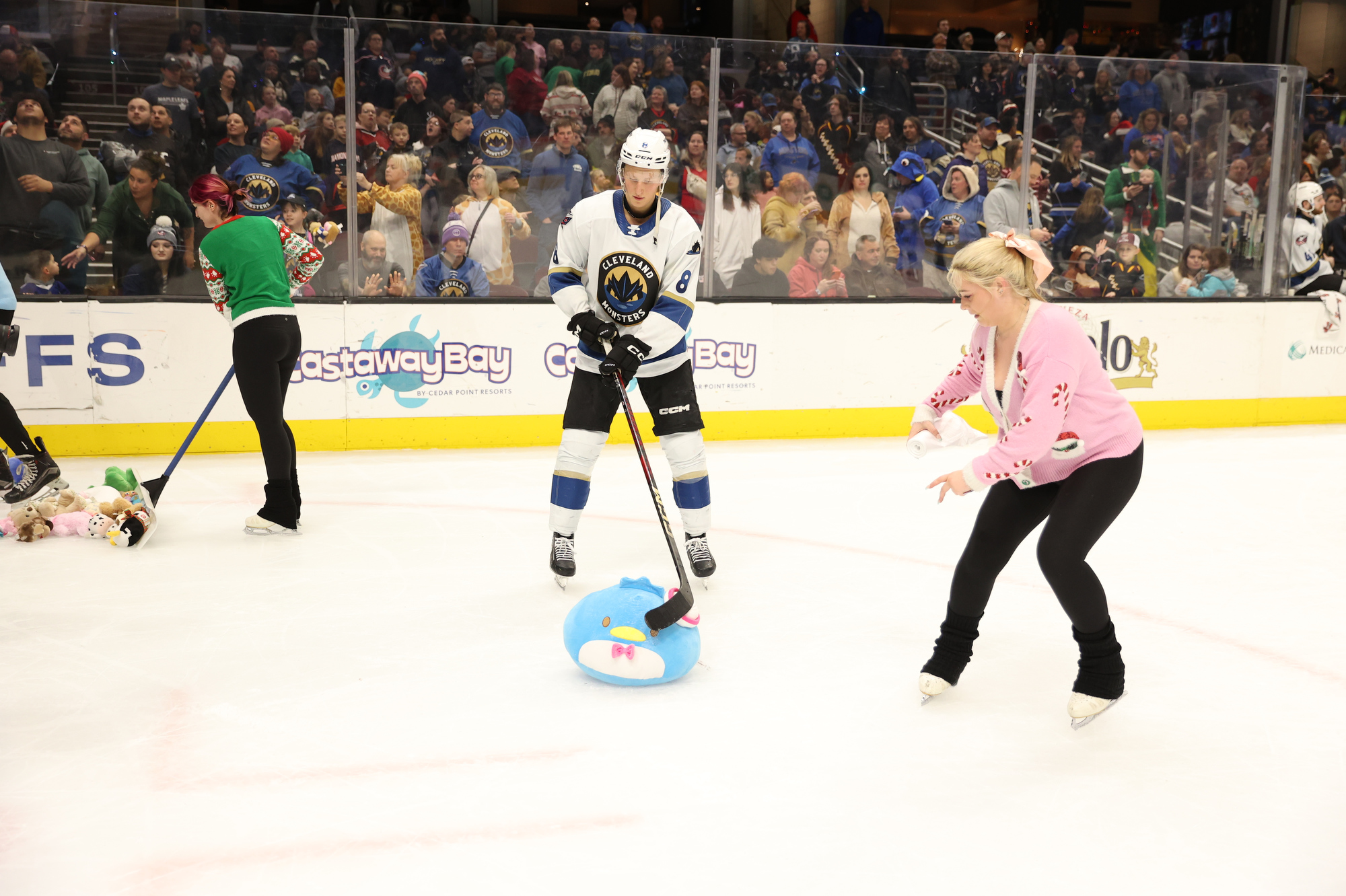 Teddy Bear Toss at Cleveland Monsters game - cleveland.com