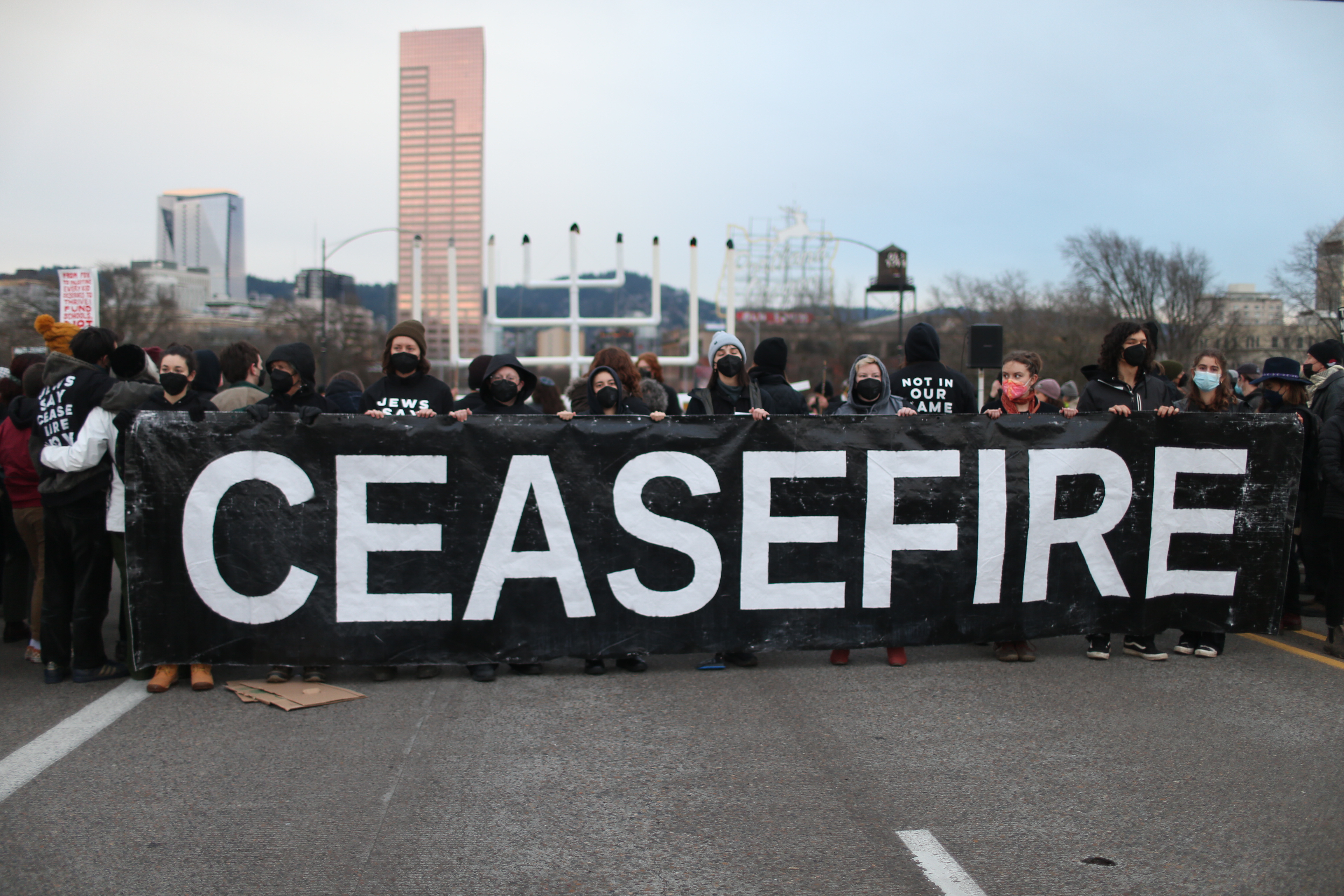 Jewish Voices for Peace gather on Burnside Bridge to demand a ceasefire ...