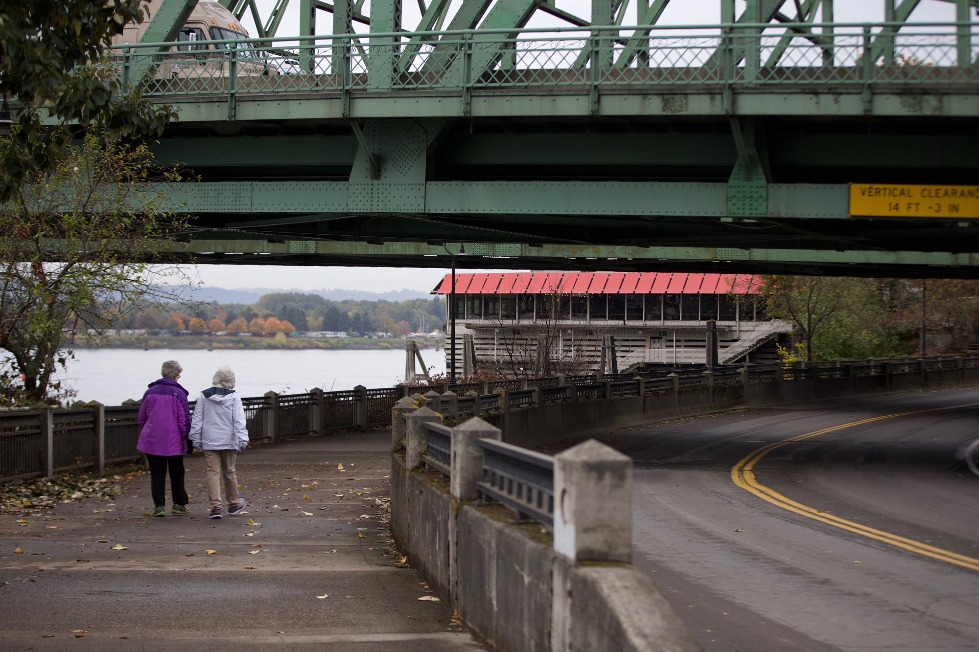 An up-close look at the aging 100-year-old Interstate 5 bridge ...