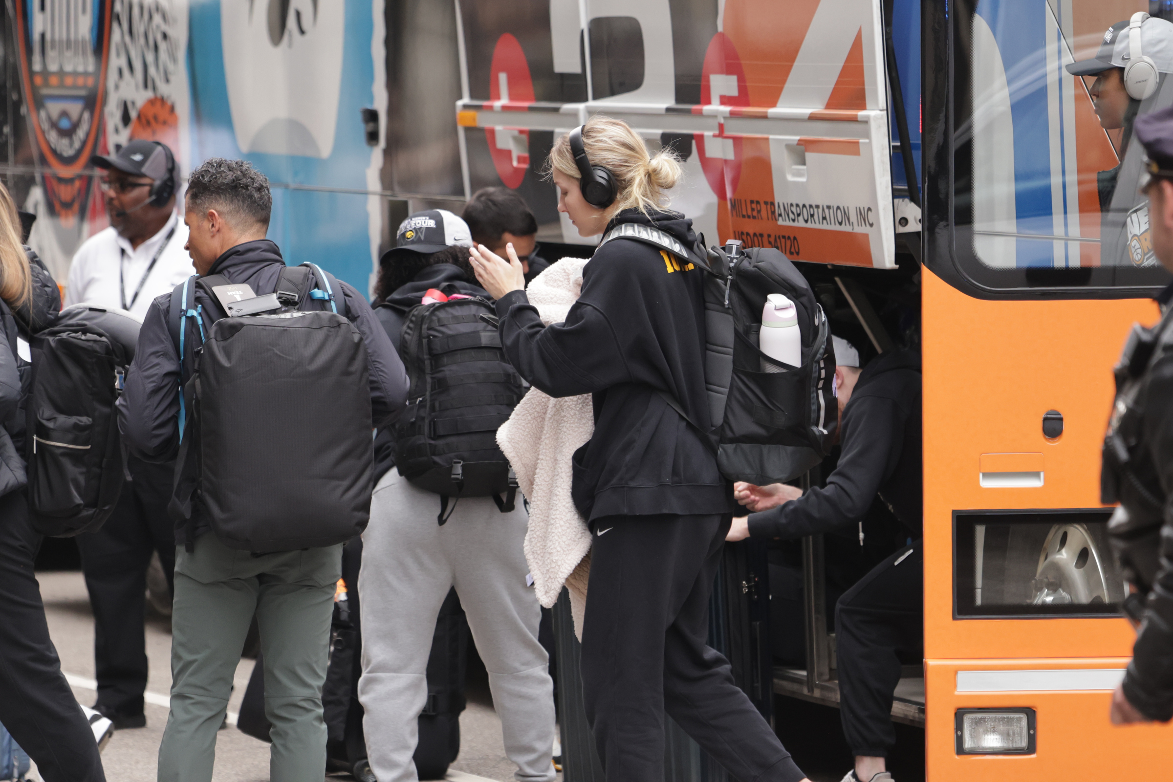 Iowa Hawkeyes women's team arrives in Cleveland - cleveland.com