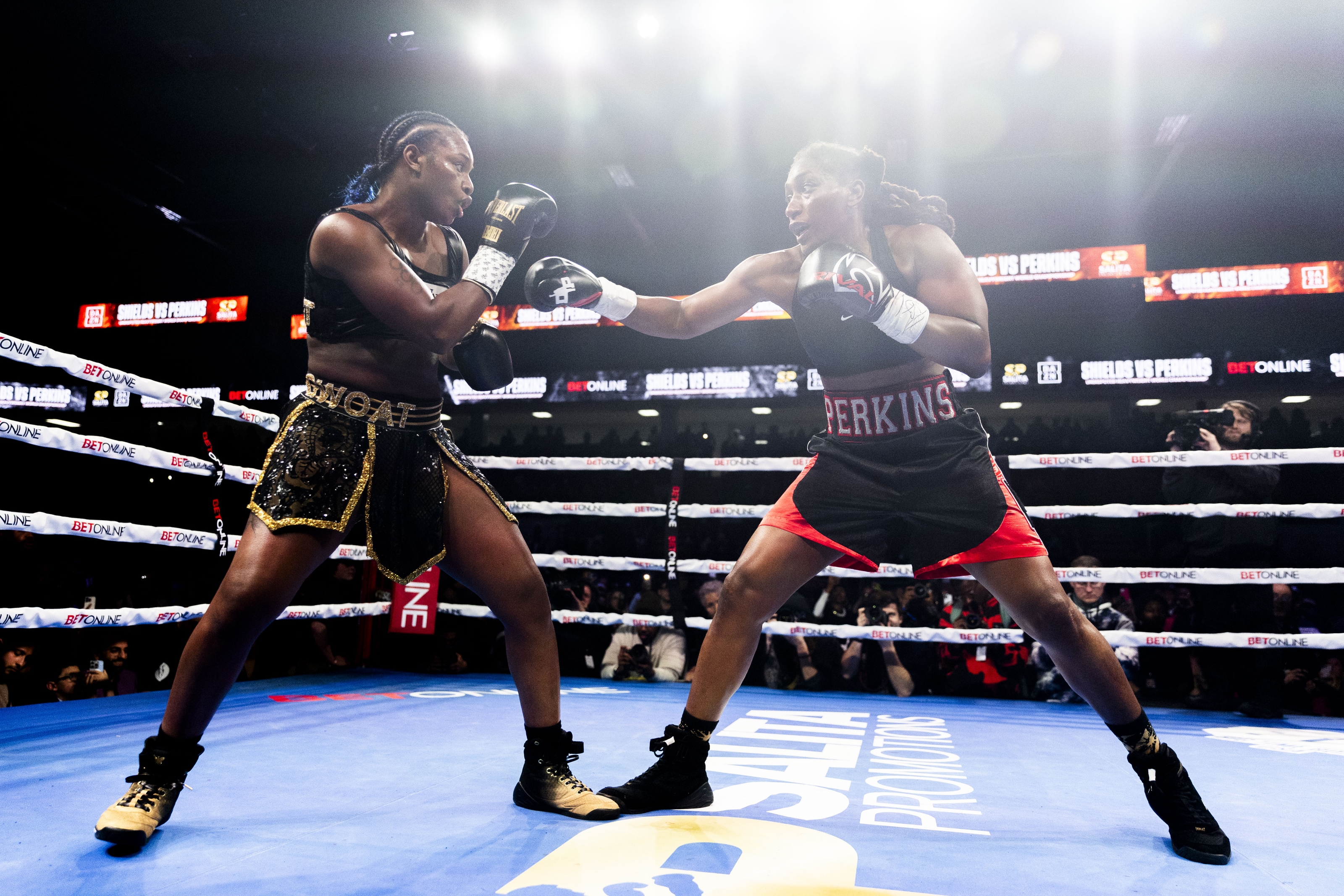 Claressa Shields drops Perkins, becomes undisputed heavyweight champ ...