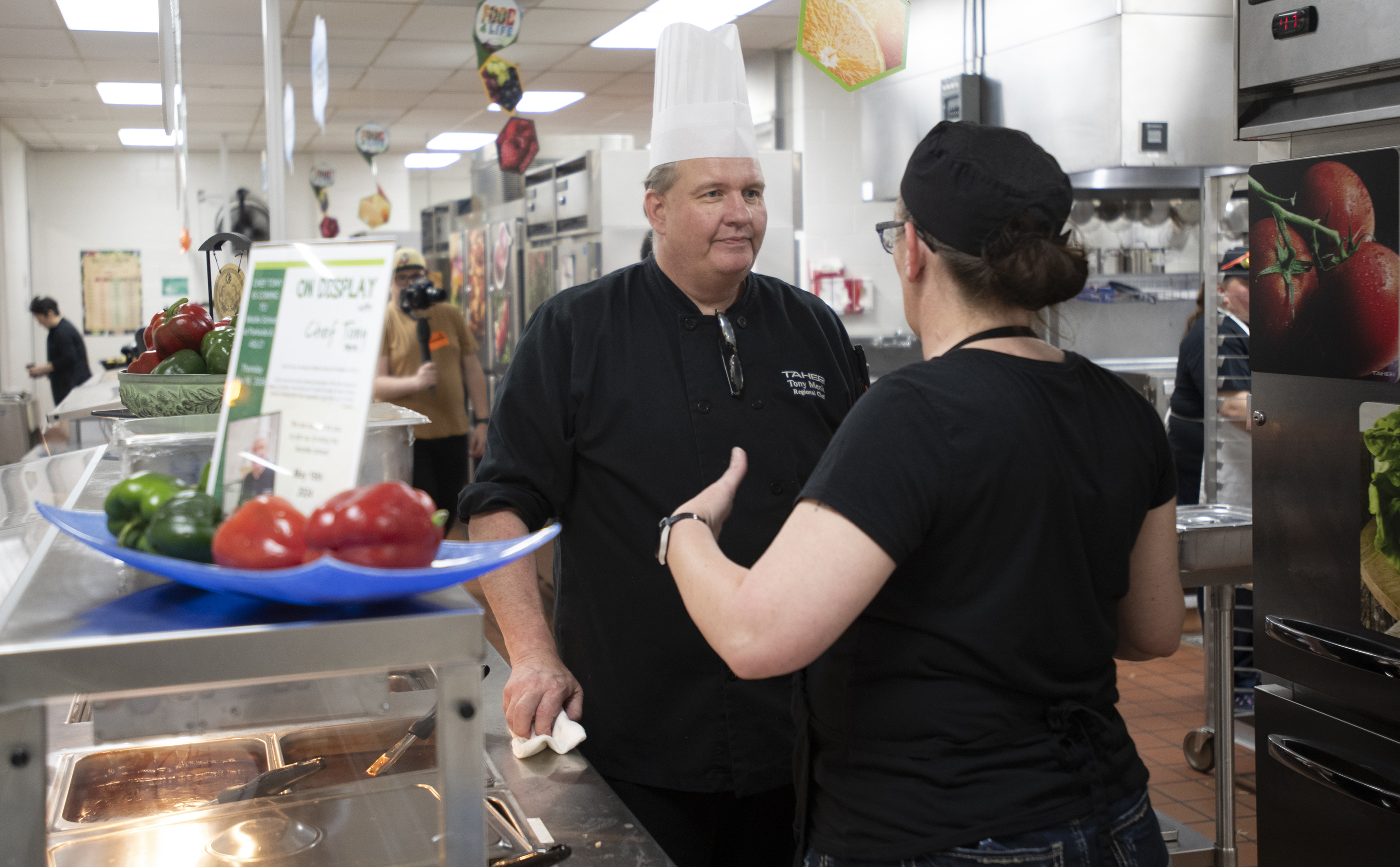 Chef Tony Menk visits the Middle School at Parkside - mlive.com