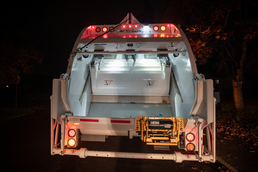 COR City of Roses Disposal and Recycling electric dump truck ...