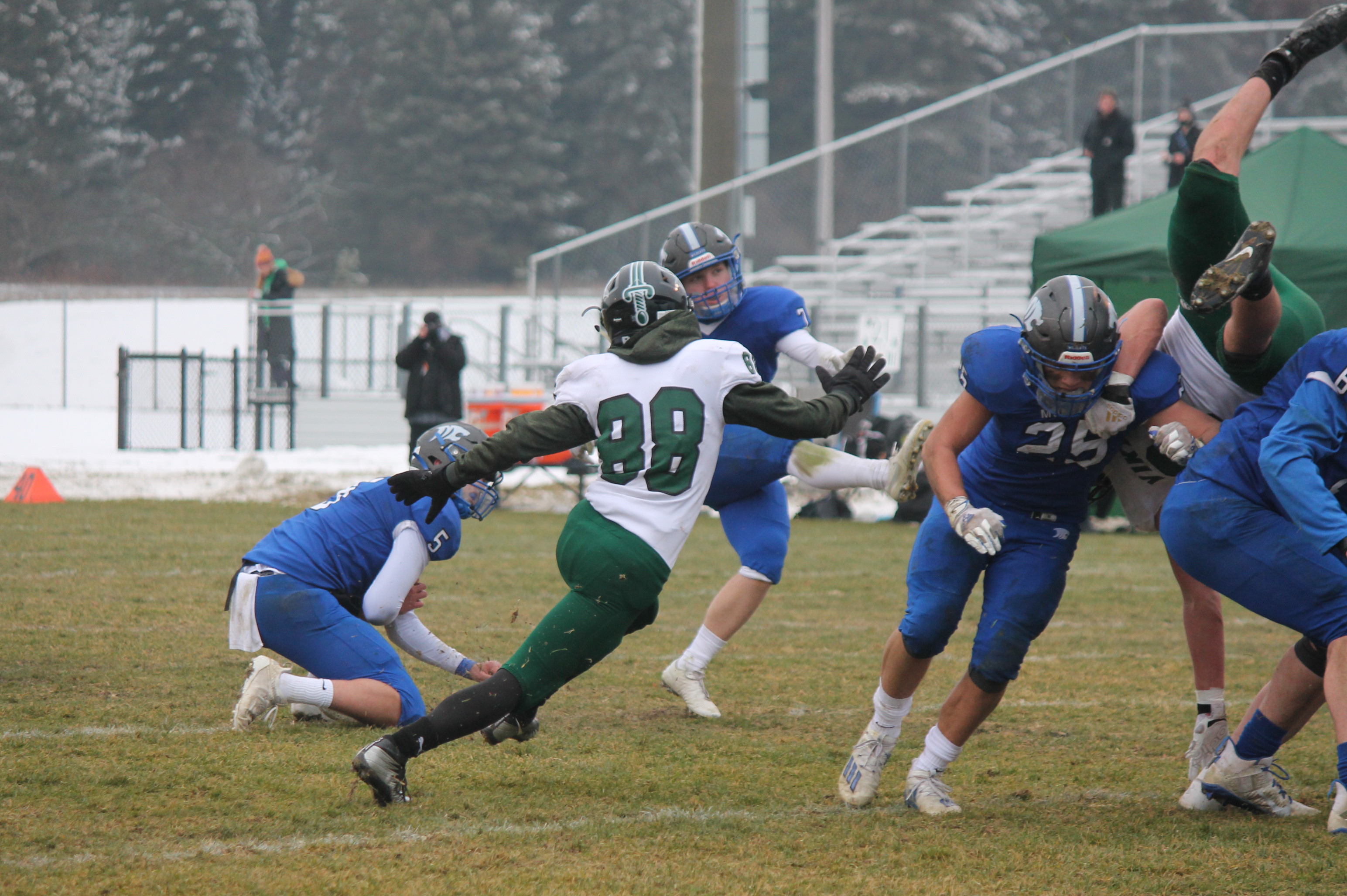 No. 1 Montague faces Grayling in Division 6 football semifinal - mlive.com