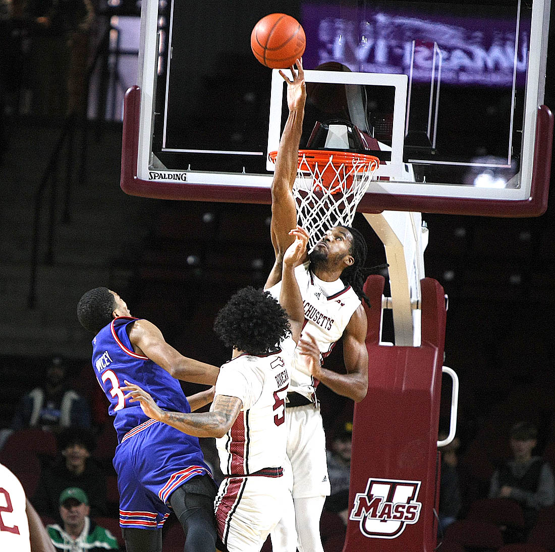 UMass Men's Basketball vs UMass Lowell 12/7/24 - masslive.com