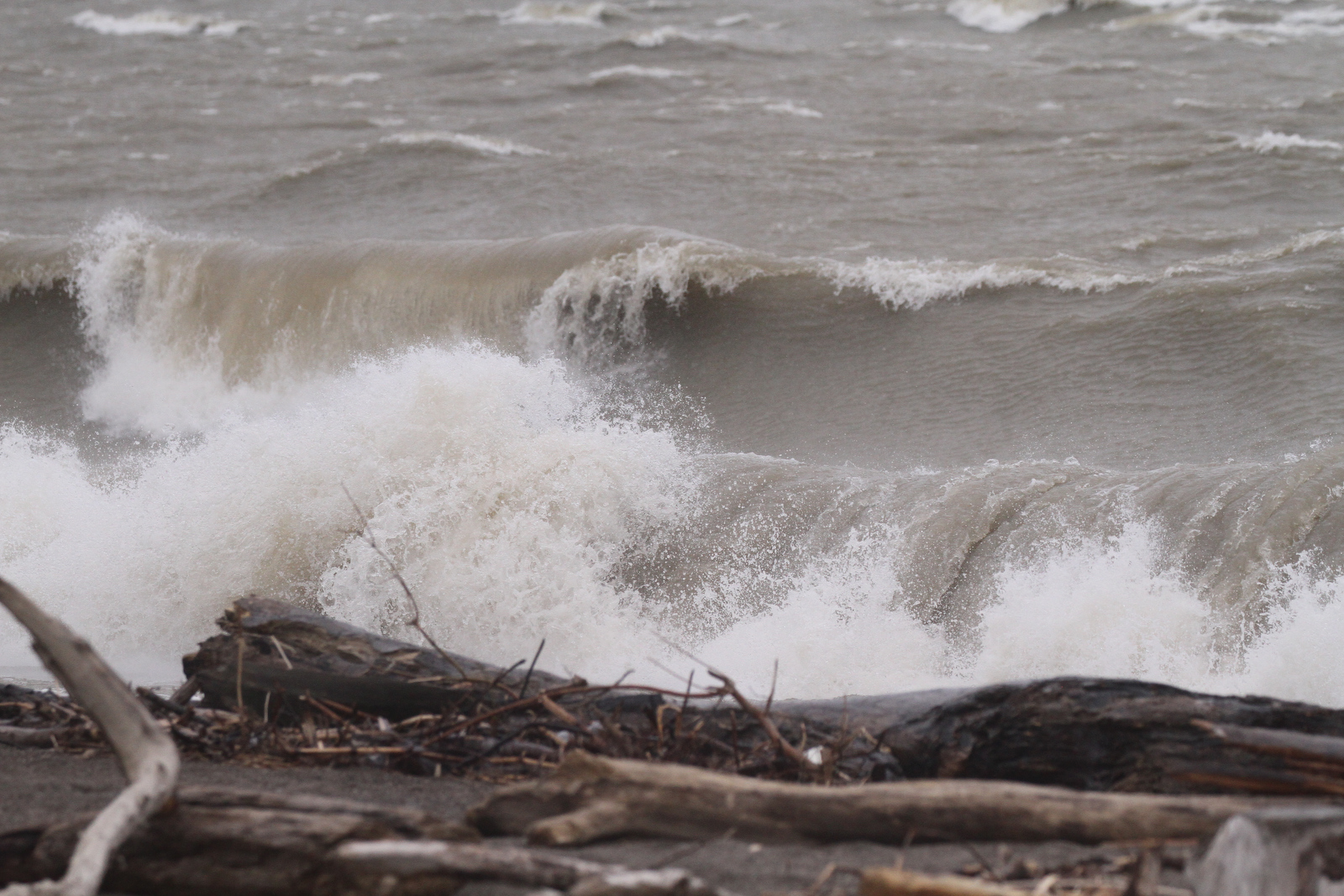 High winds along the Lake Erie shoreline in Northeast Ohio - cleveland.com