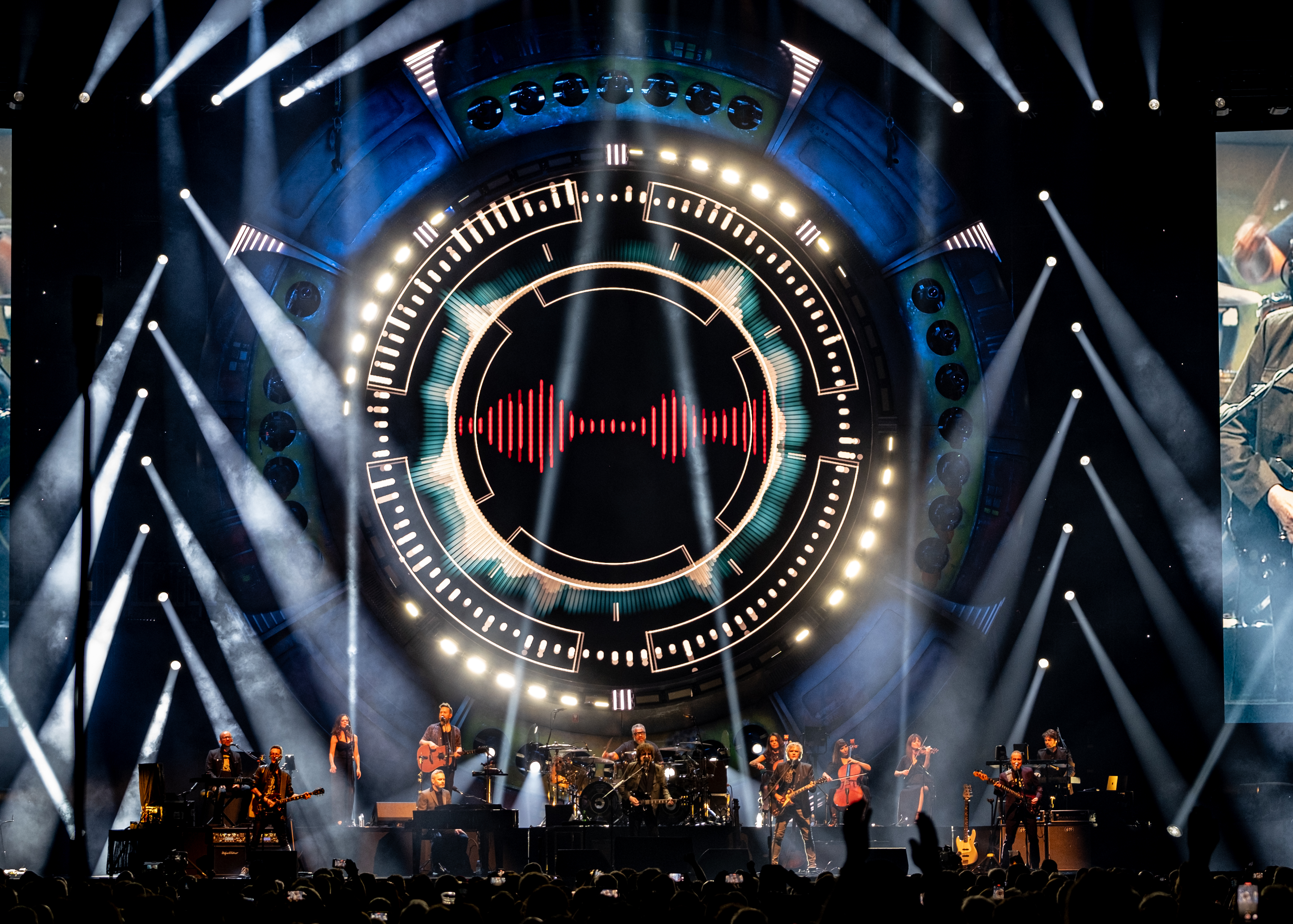Jeff Lynne's ELO "The Over and Out Tour" at Rocket Mortgage Fieldhouse ...