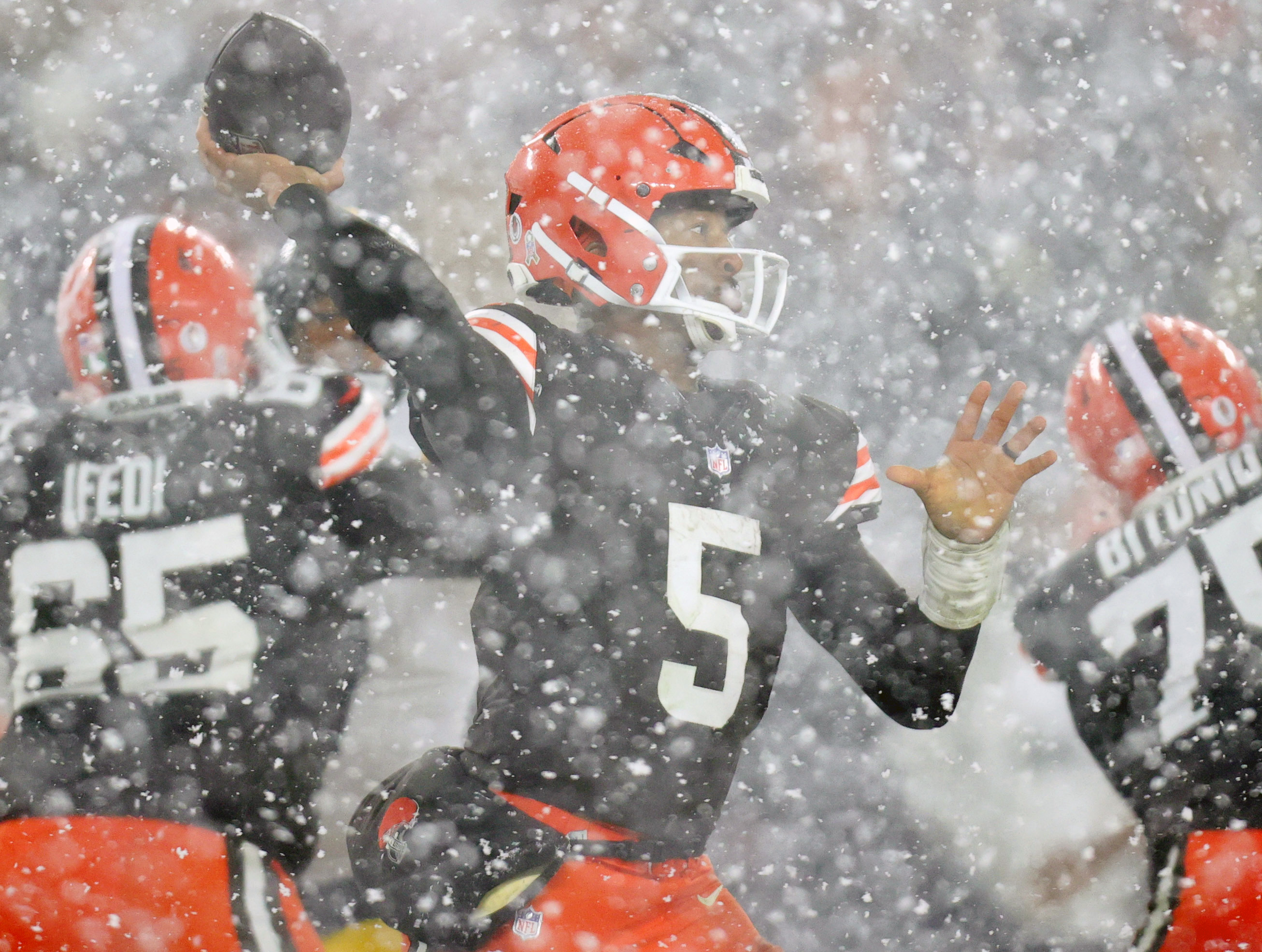 Blizzard conditions for the Browns and Steelers in a Thursday Night ...