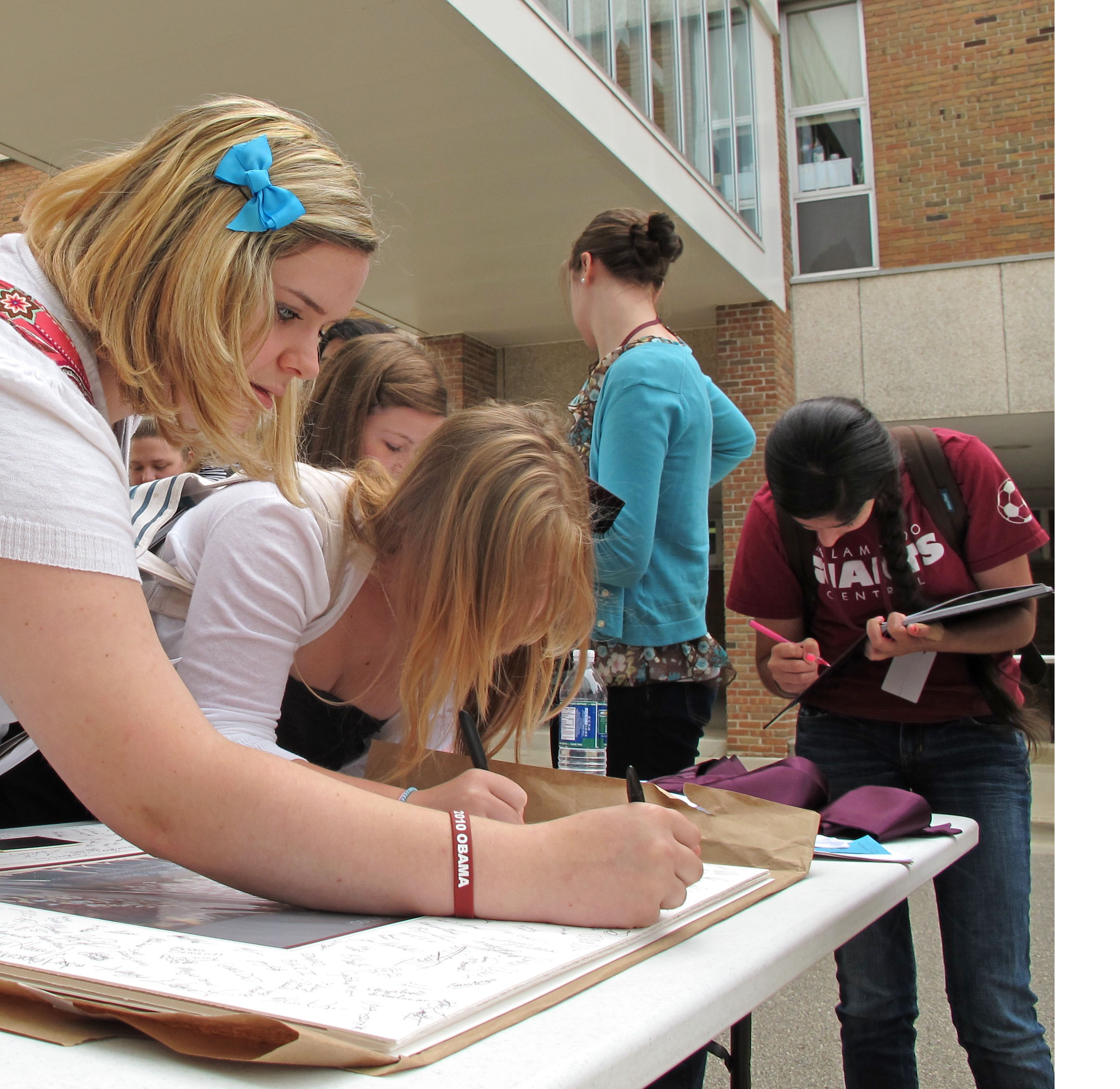 President Obama delivers commencement speech at Kalamazoo Central's ...