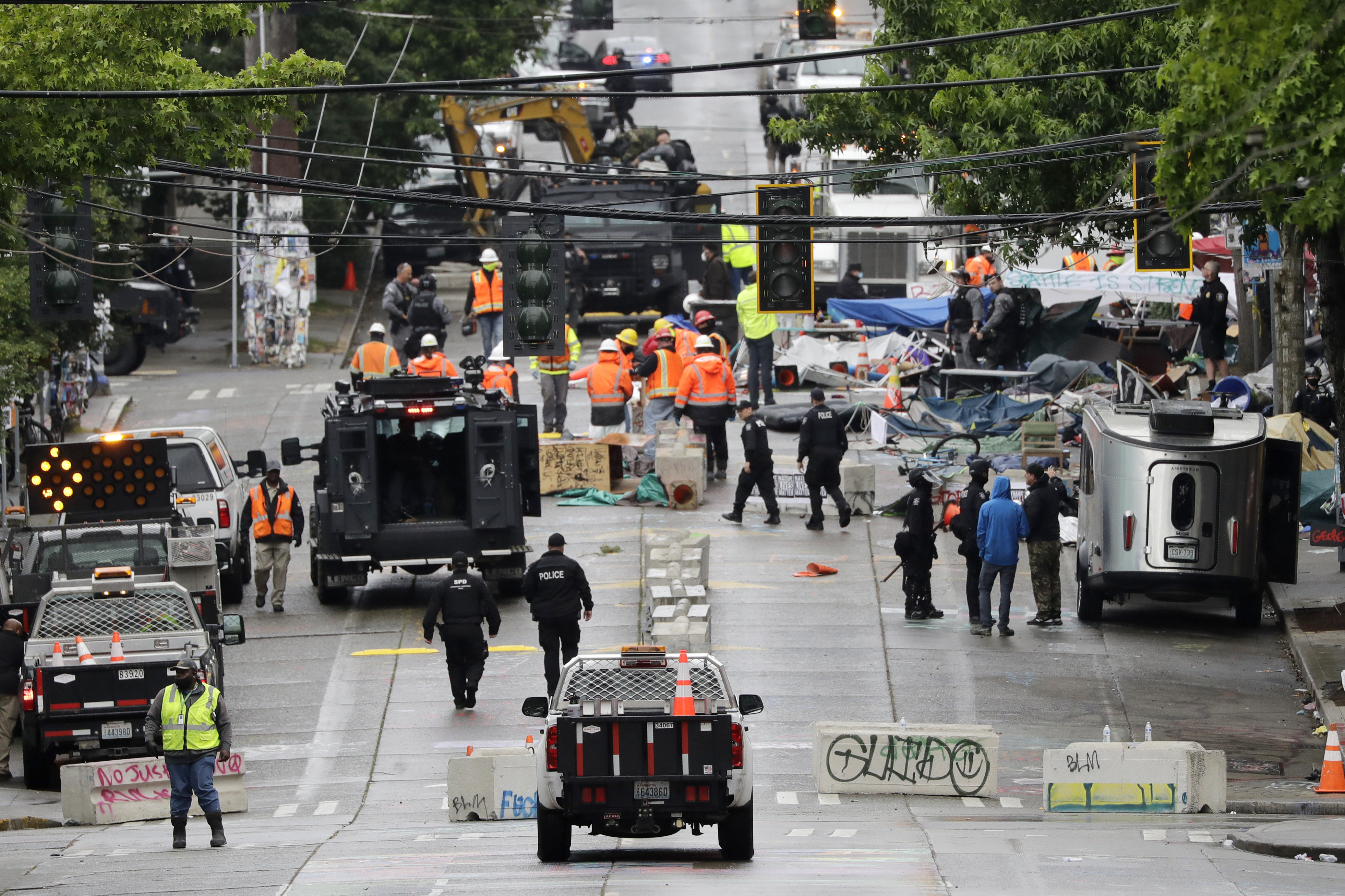 Seattle cops forcibly clear CHOP - lehighvalleylive.com
