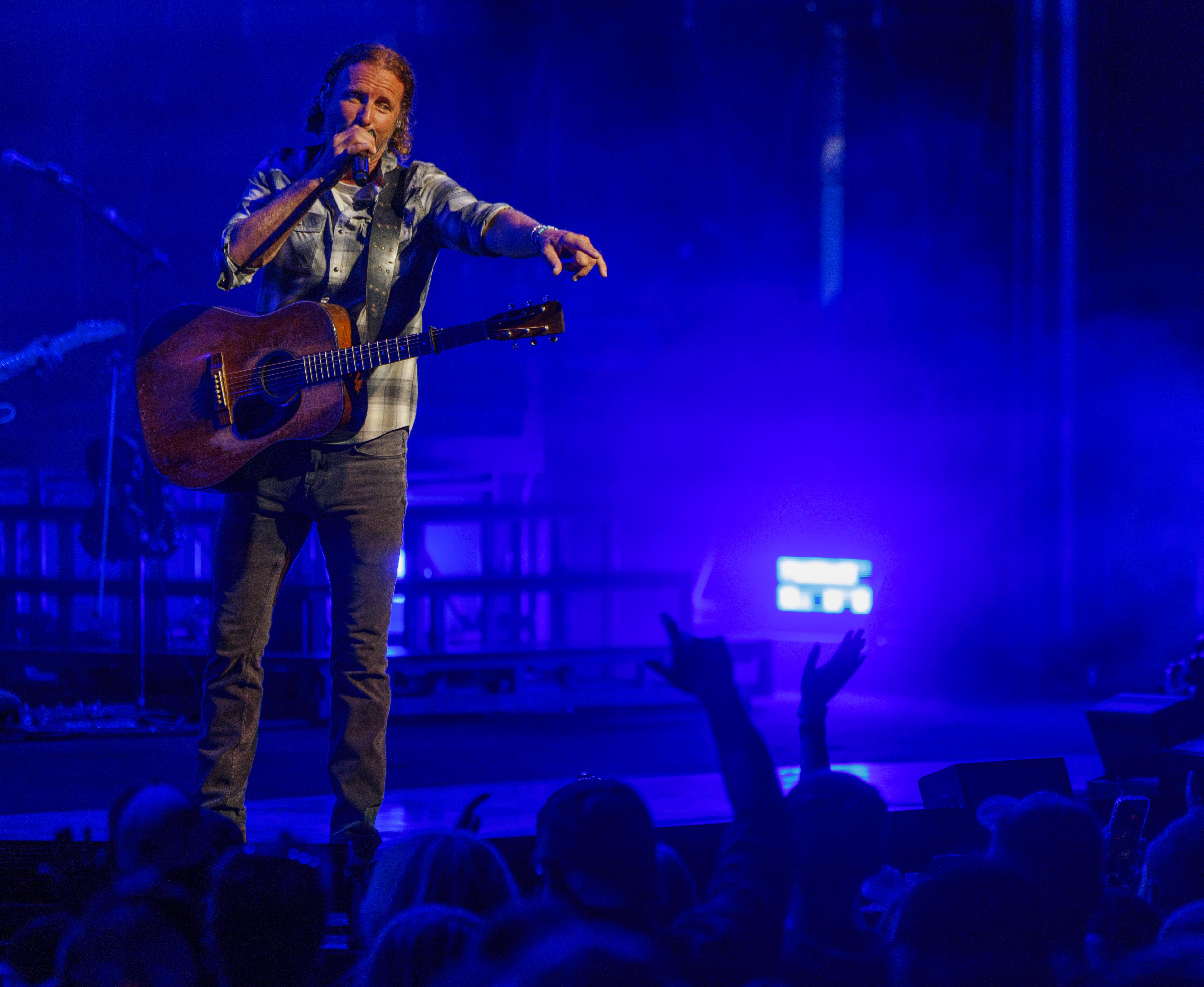 Dierks Bentley brings the heartland beat at the EMP Amphitheater ...