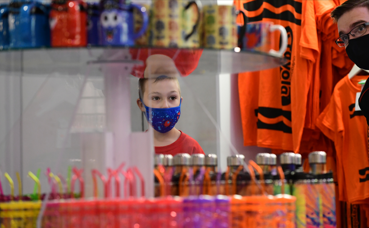 96-seconds of Color shopping spree at Crayola Experience ...