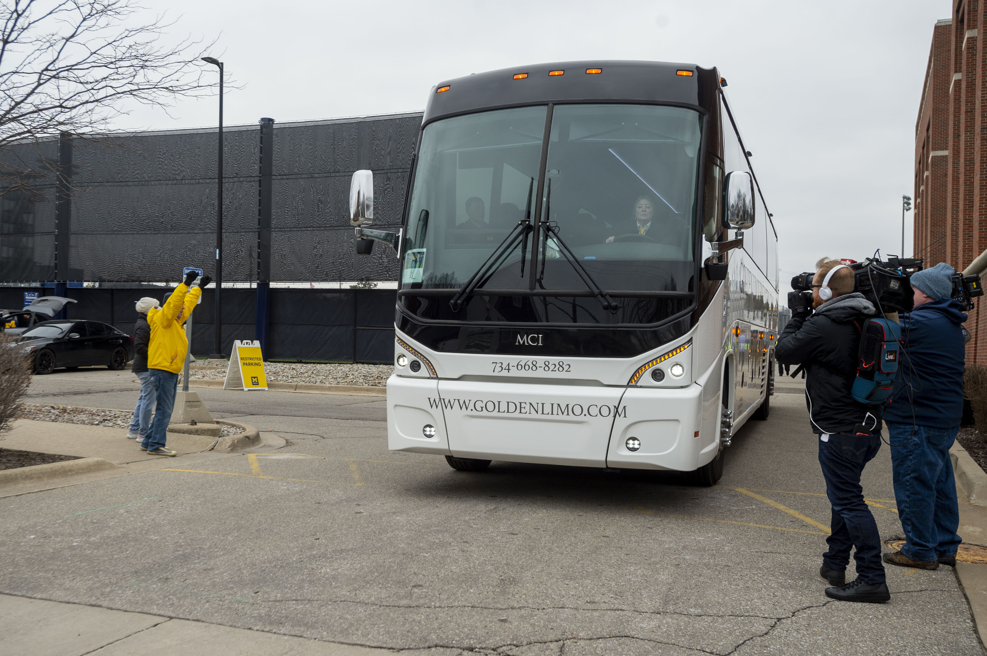 Michigan football players depart Ann Arbor bound for national ...