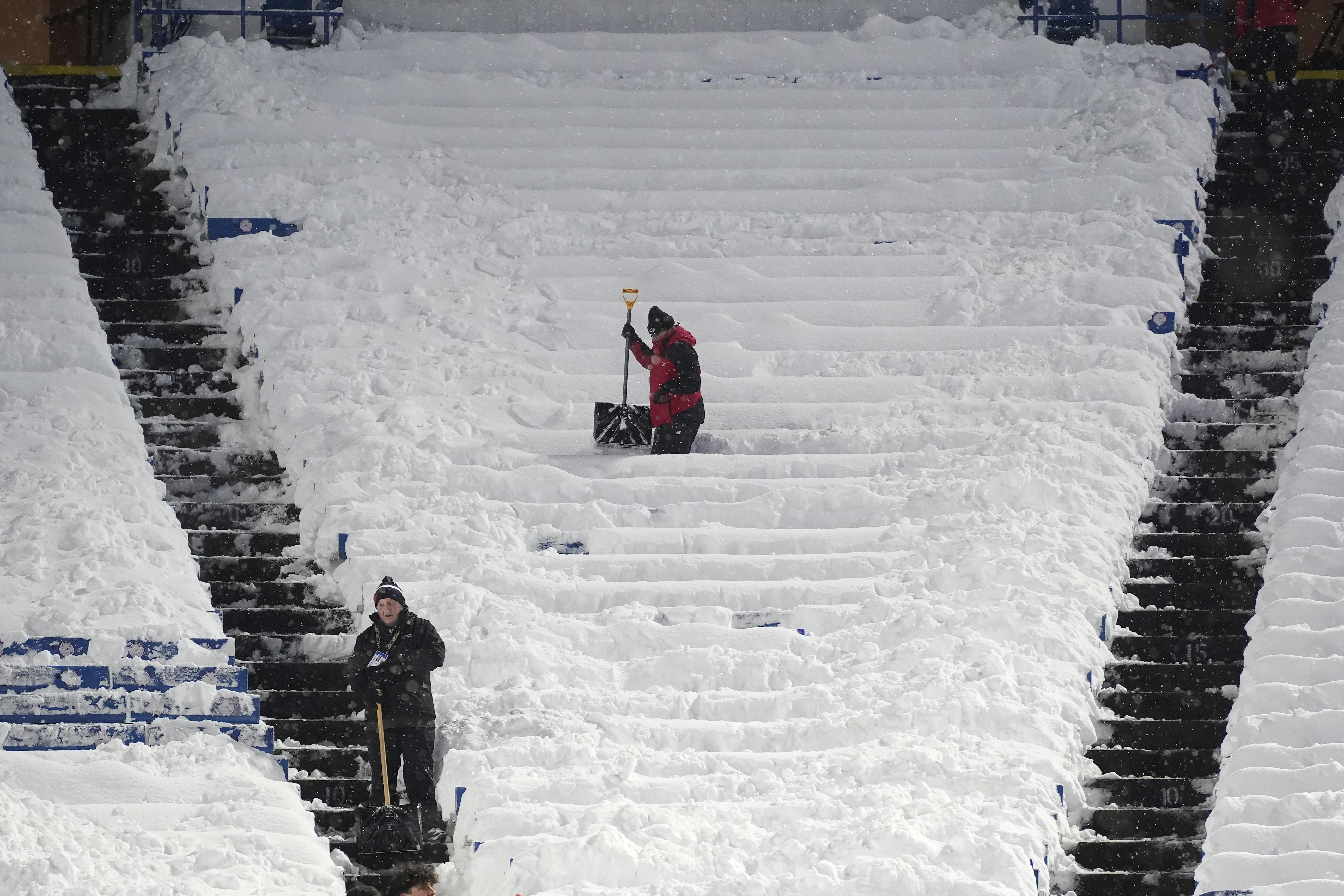 Crews clear out snow before Buffalo Bills take on San Francisco 49ers ...
