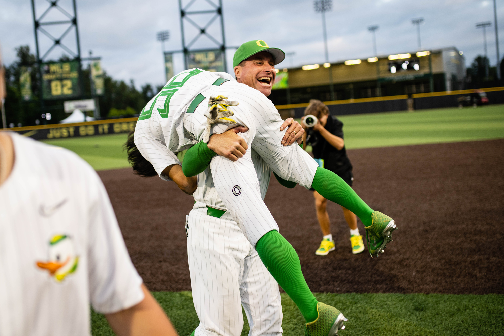 Oregon Ducks vs. Oral Roberts, Eugene Super Regional Game 1 ...