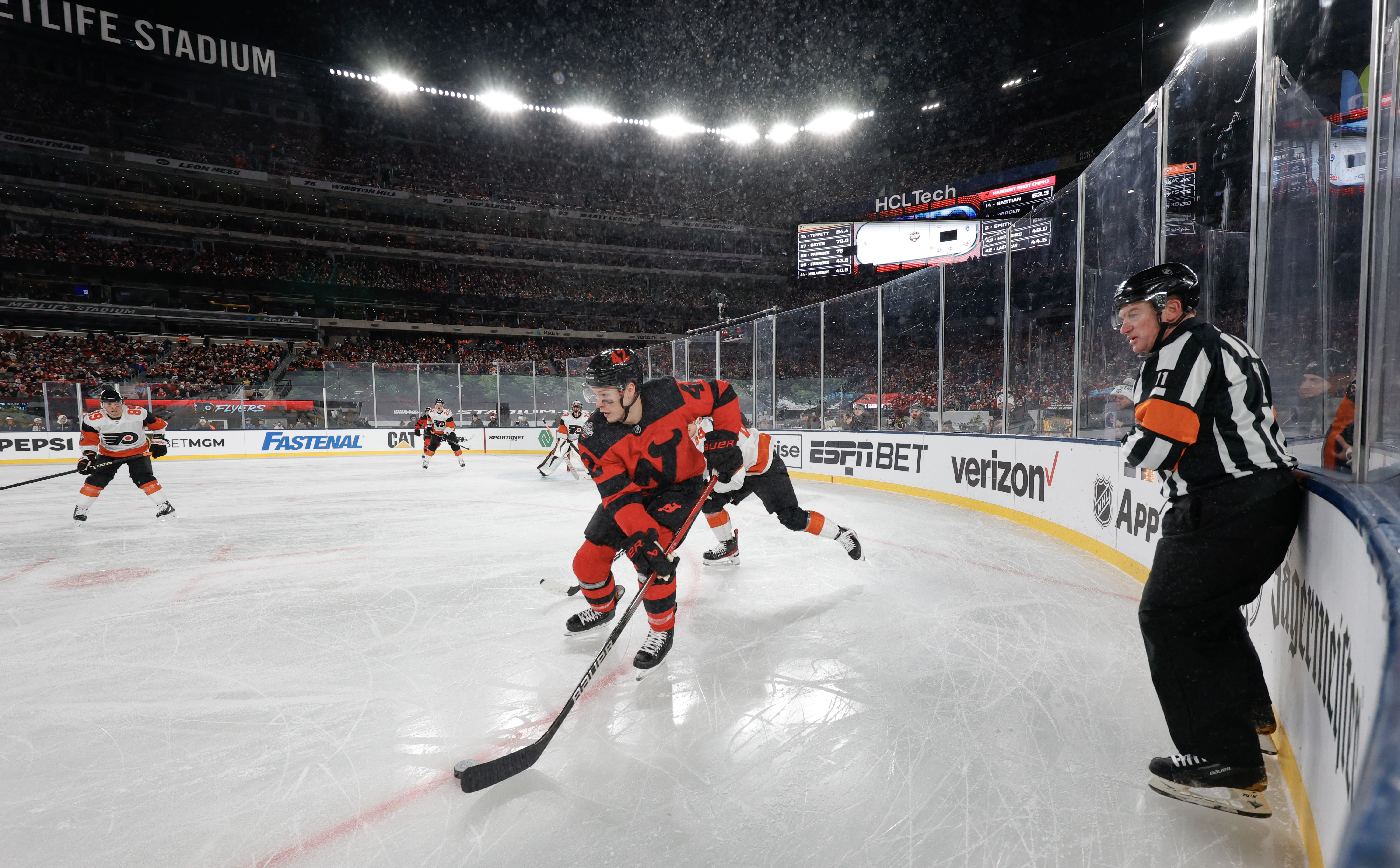 New Jersey Devils vs. Philadelphia Flyers in NHL Stadium Series game at ...