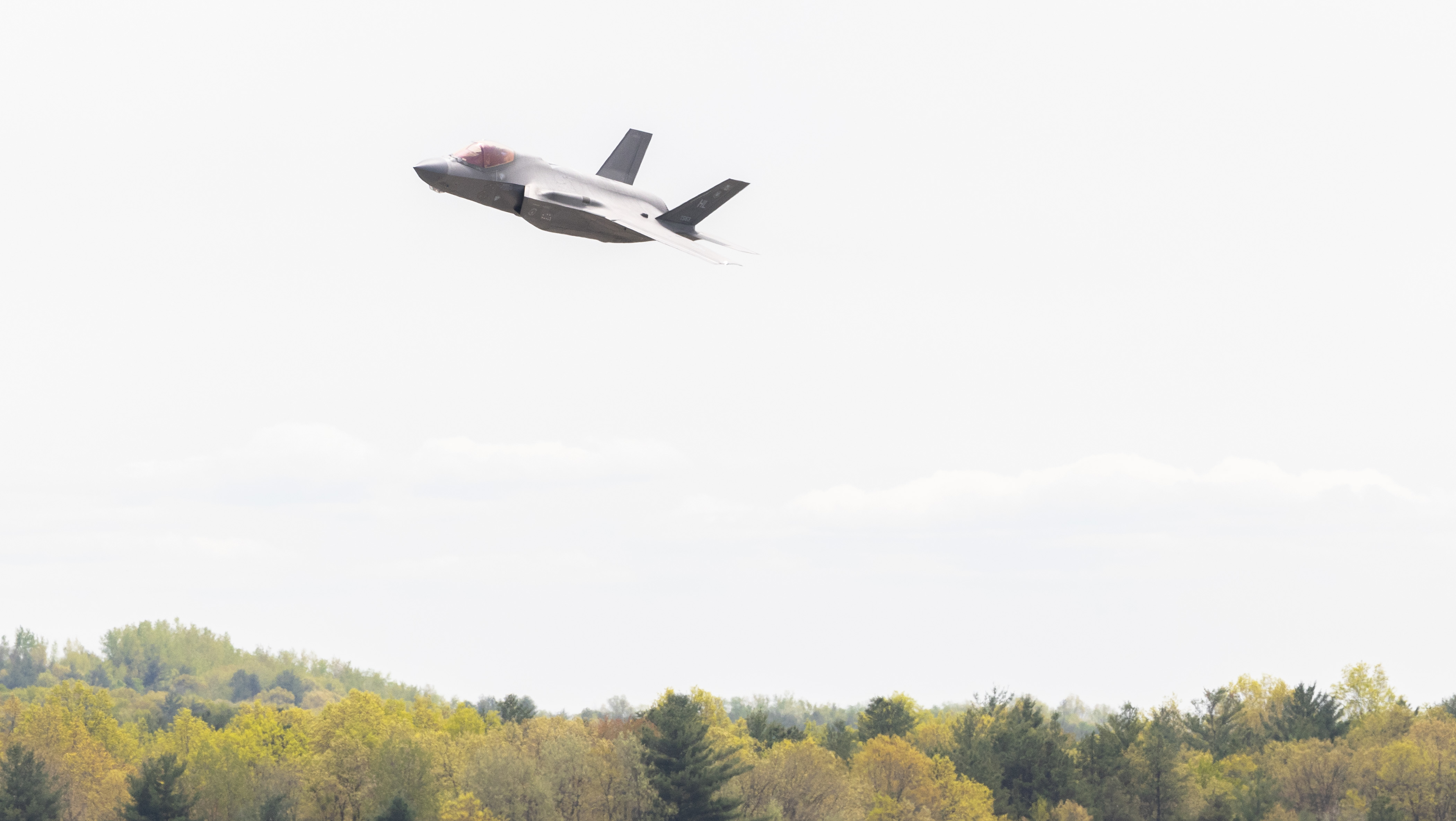 F-35A Lightning II fighter jets arrive at Westfield Barnes Air National ...