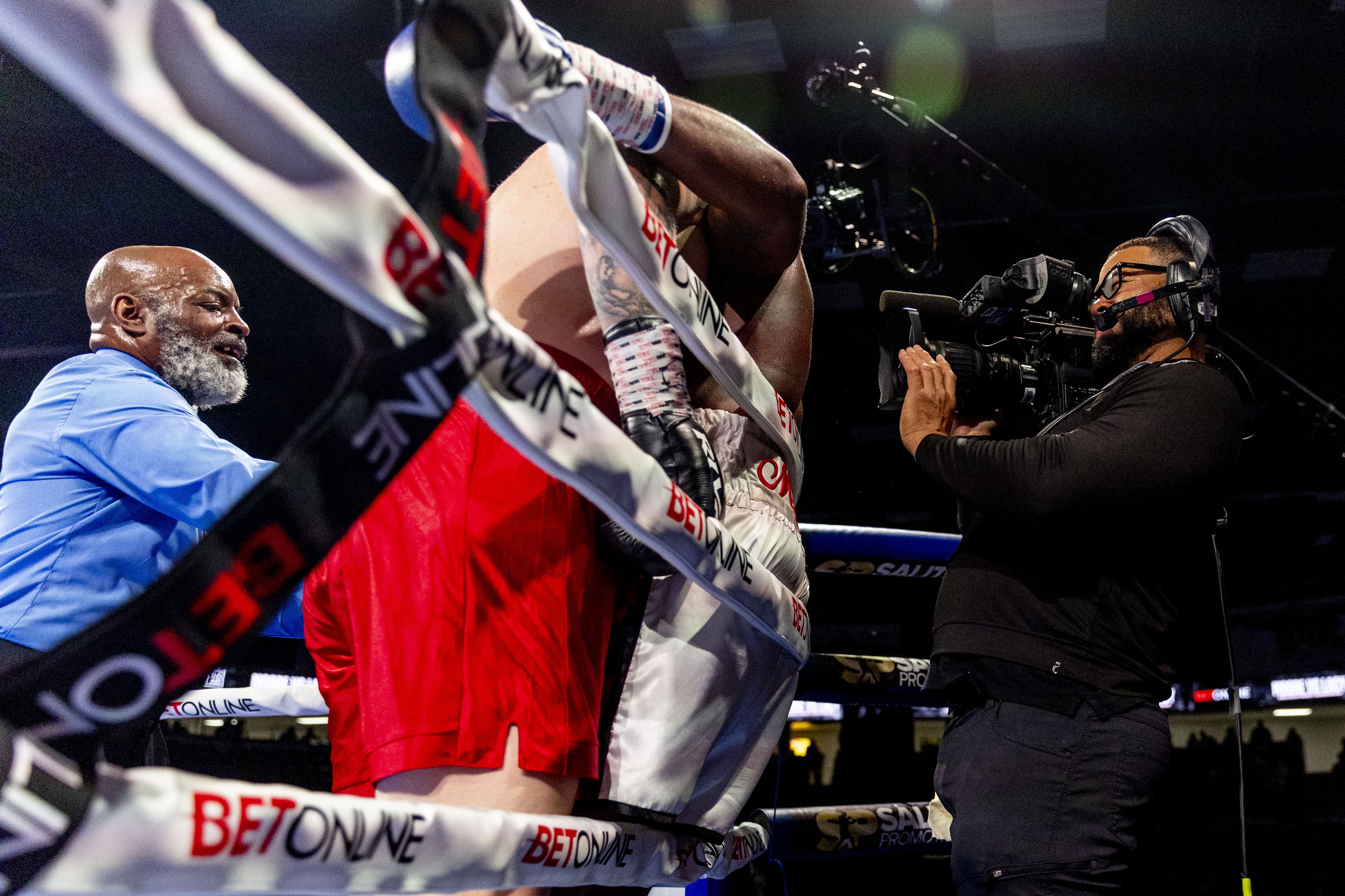 Boxers fly out of the ring and into crowd in WWE style at Michigan bout ...