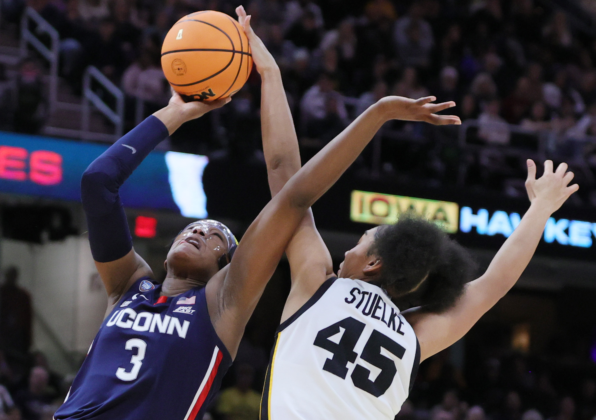 Iowa vs. UConn in Women's Final Four semifinal game, April 5, 2024 ...