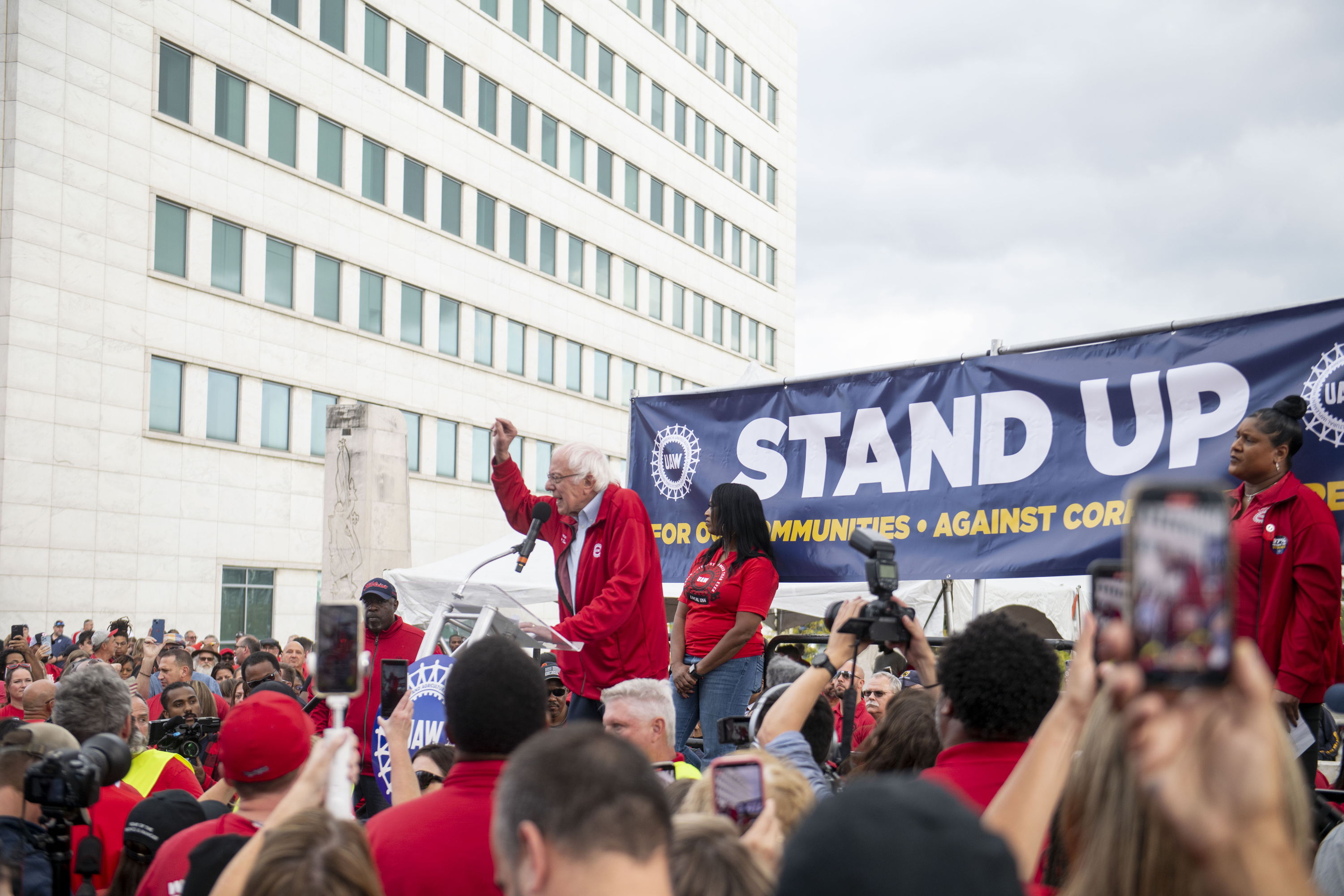 Gov. Whitmer, Bernie Sanders speak in support of UAW at downtown ...