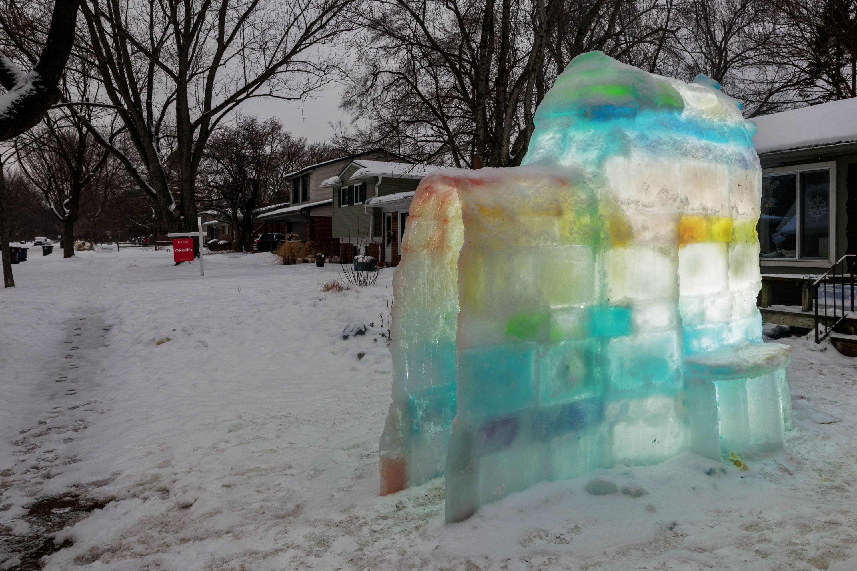 Ann Arbor family builds light-up rainbow igloo on their front lawn ...