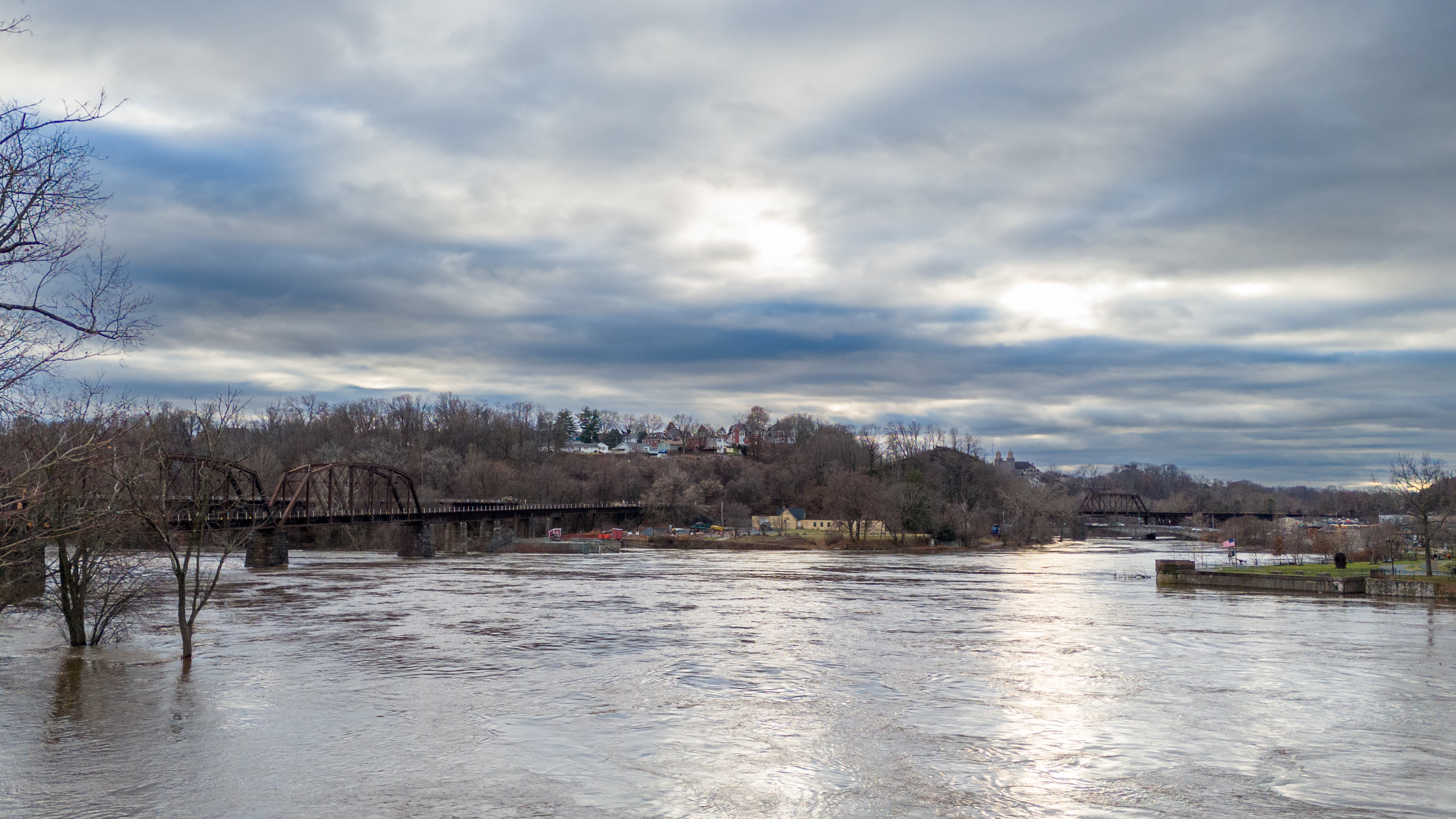 Delaware River crests around minor flood stage Dec. 19, 2023 ...