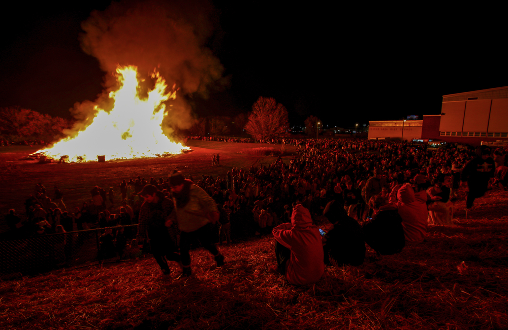 Easton Area High School lights up Thanksgiving Eve sky with annual ...
