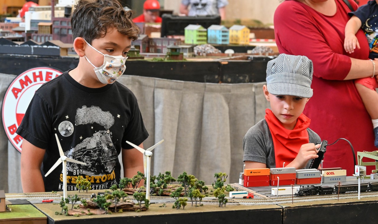 Model railroading draws young train enthusiasts to Union Station ...