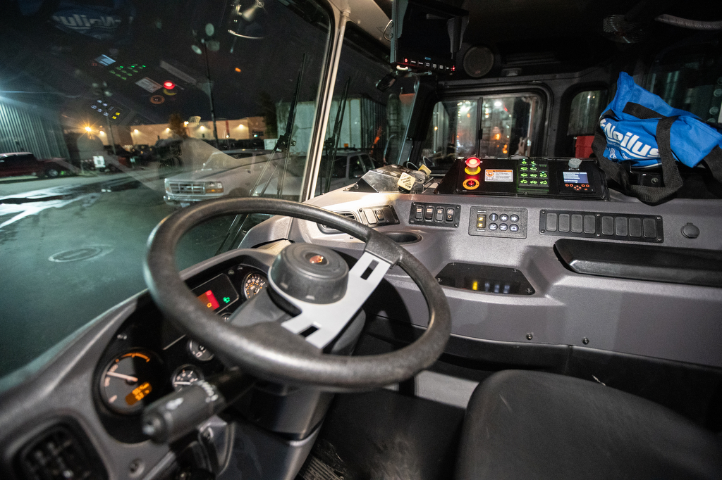 COR City of Roses Disposal and Recycling electric dump truck ...