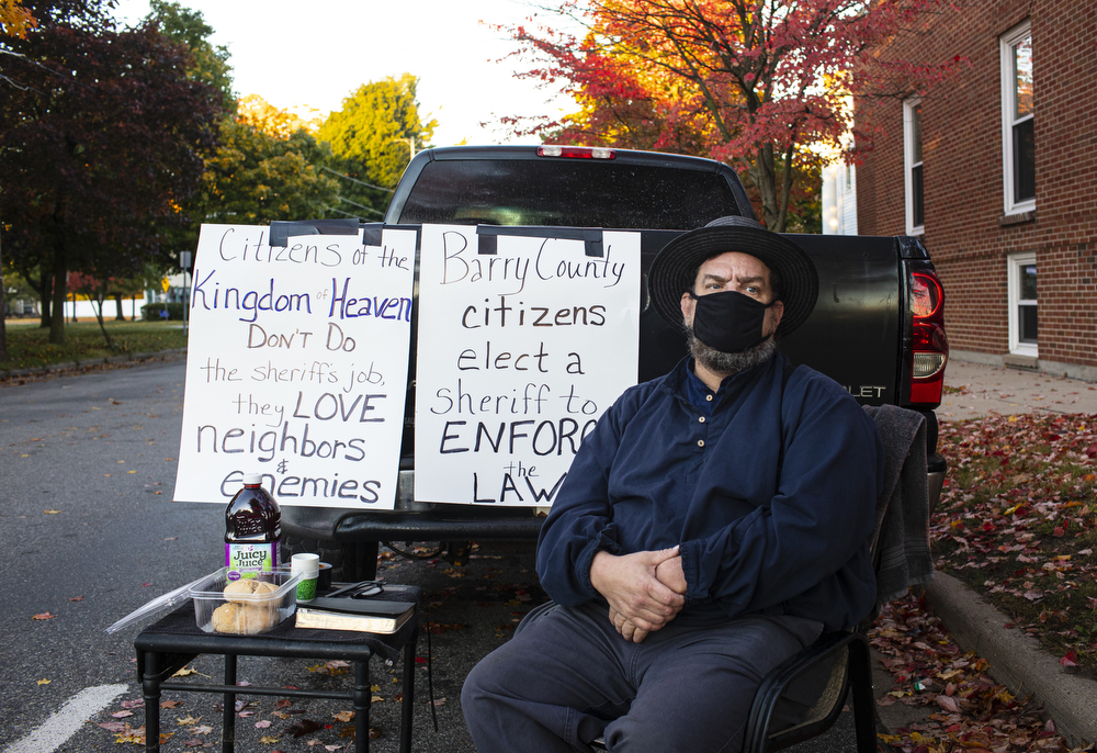 People support and others call for resignation of Sheriff Leaf at Barry ...