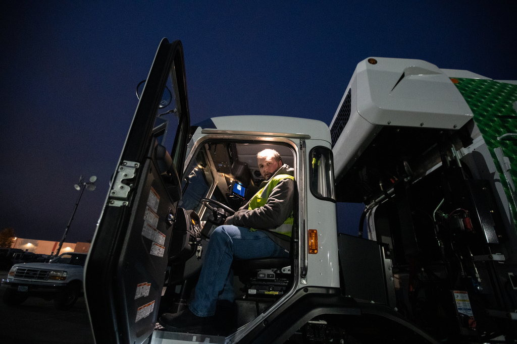 COR City of Roses Disposal and Recycling electric dump truck ...