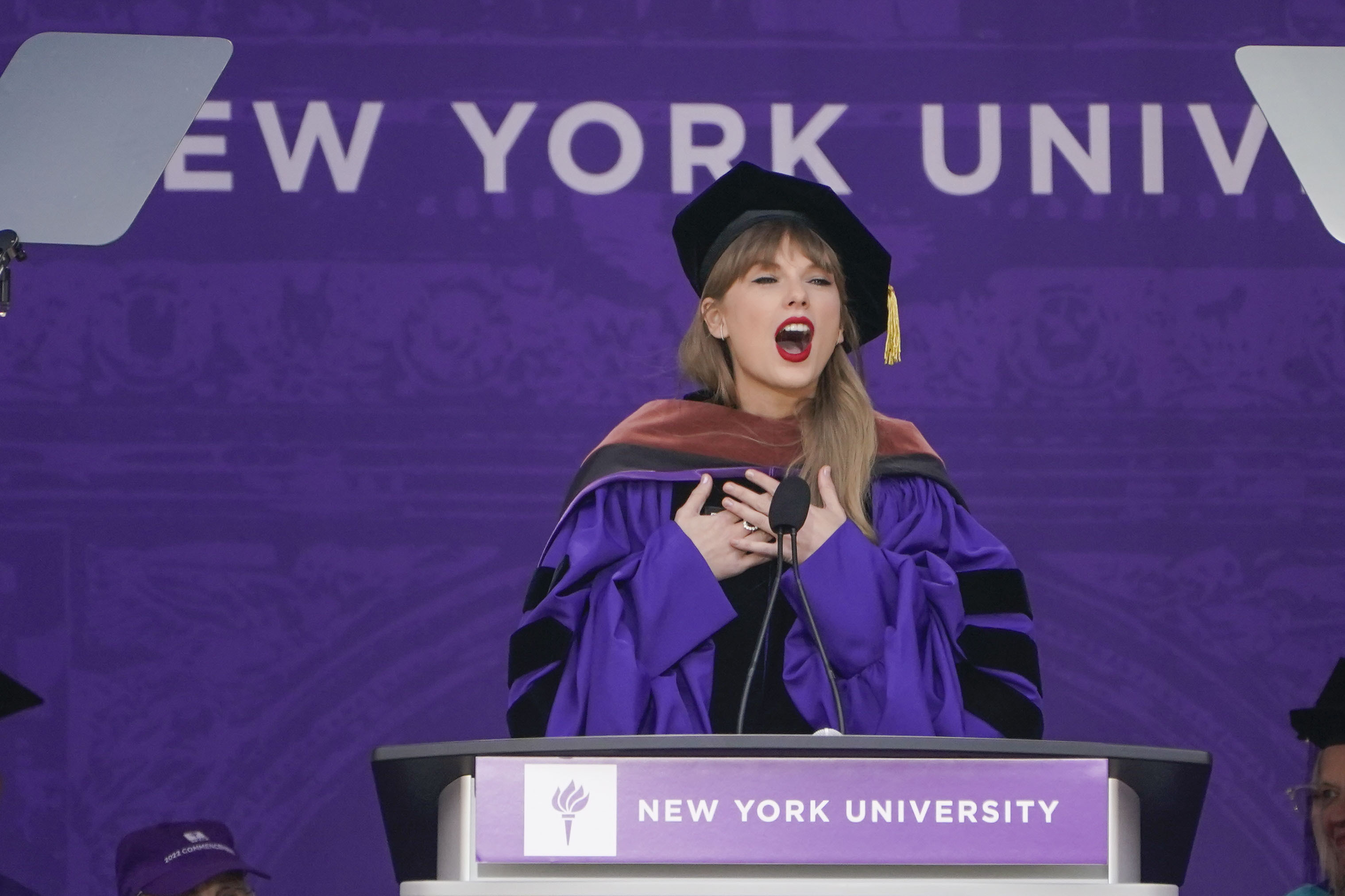 Taylor Swift at New York University's 2022 Graduation Ceremony ...