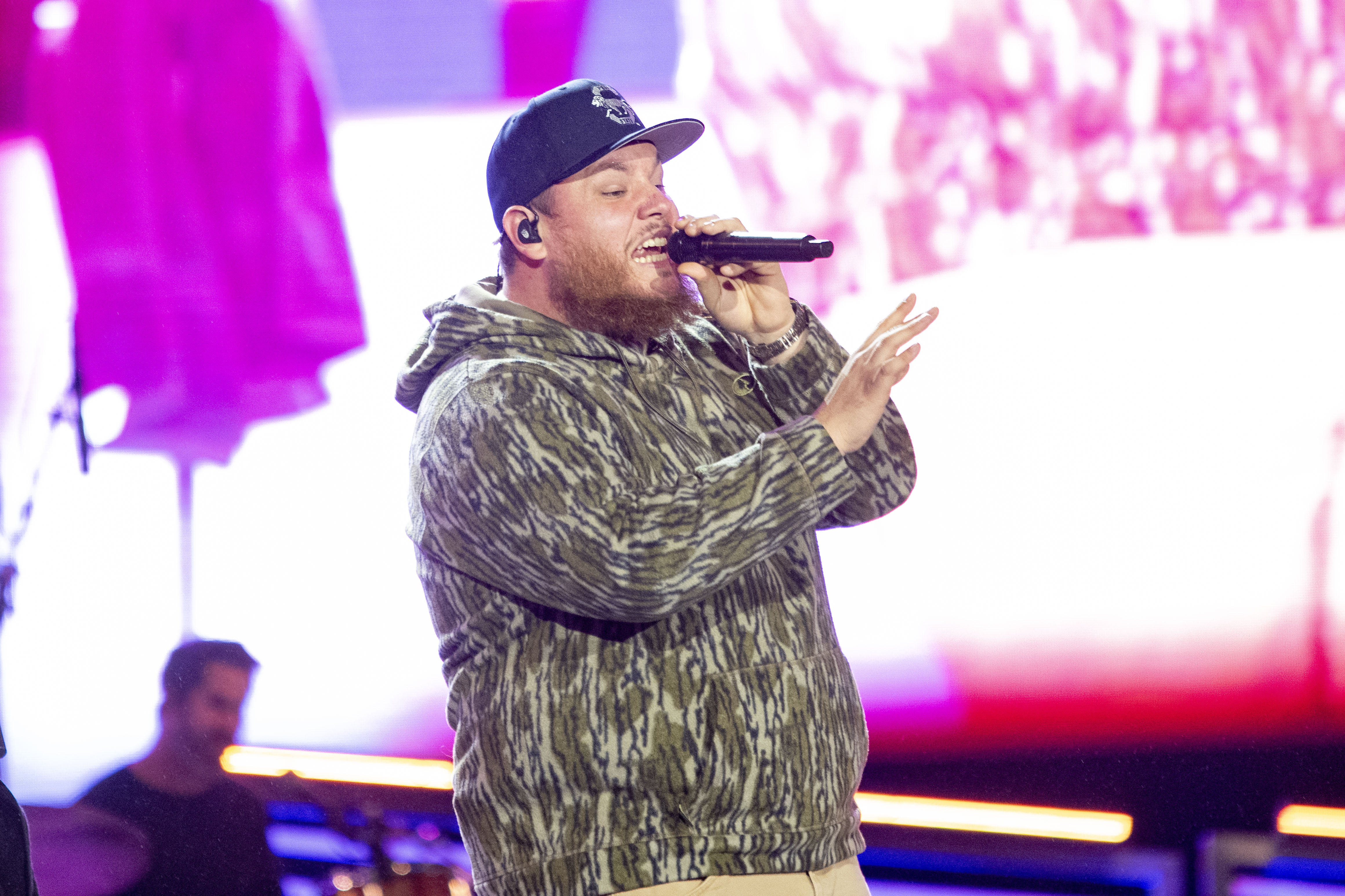 Luke Combs plays at Beaver Stadium - pennlive.com