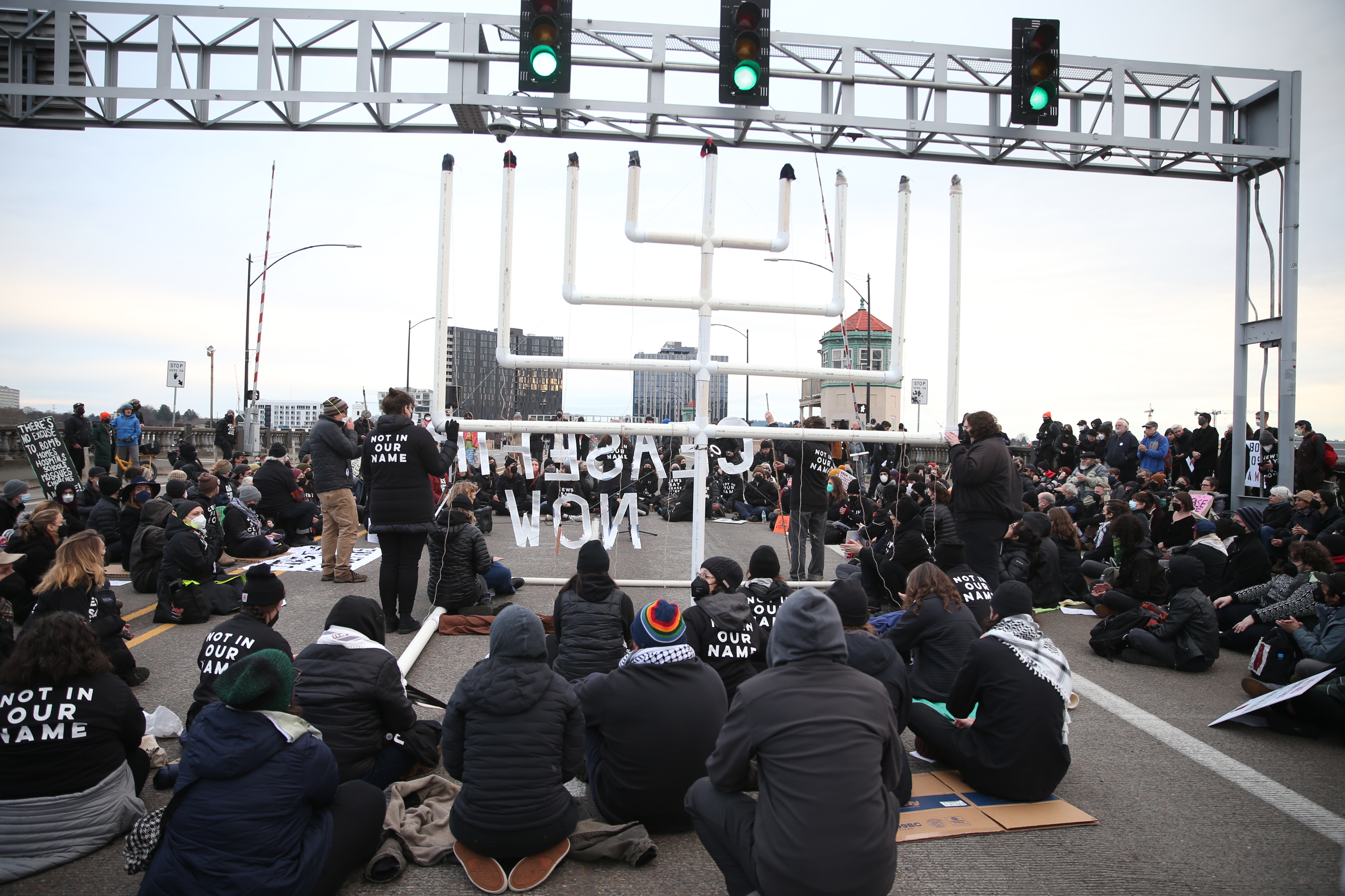 Jewish Voices for Peace gather on Burnside Bridge to demand a ceasefire ...