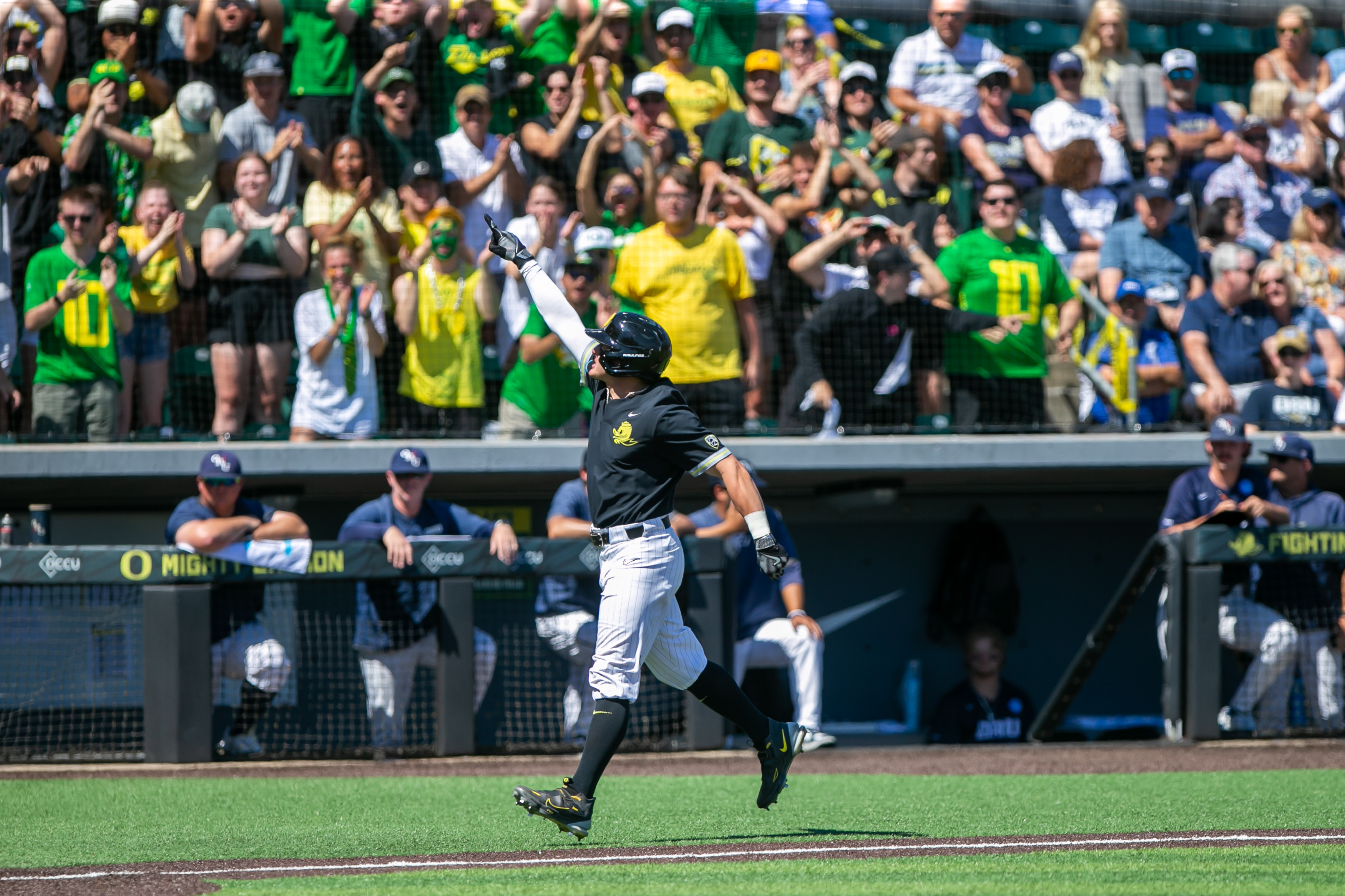 Oregon Ducks vs. Oral Roberts, Eugene Super Regional Game 3 ...